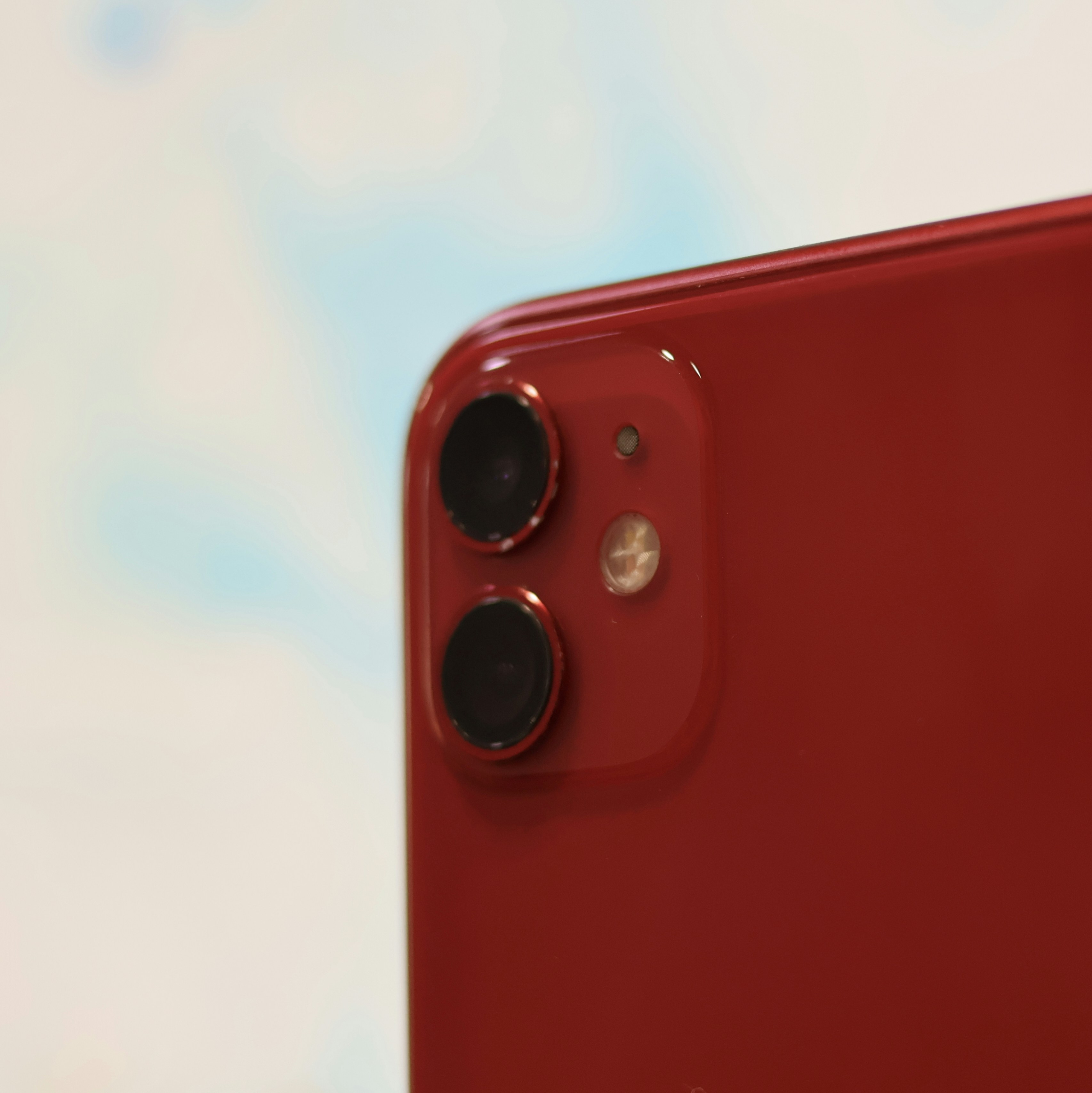 Red Edge: Dual-Lens Back Corner in Focus