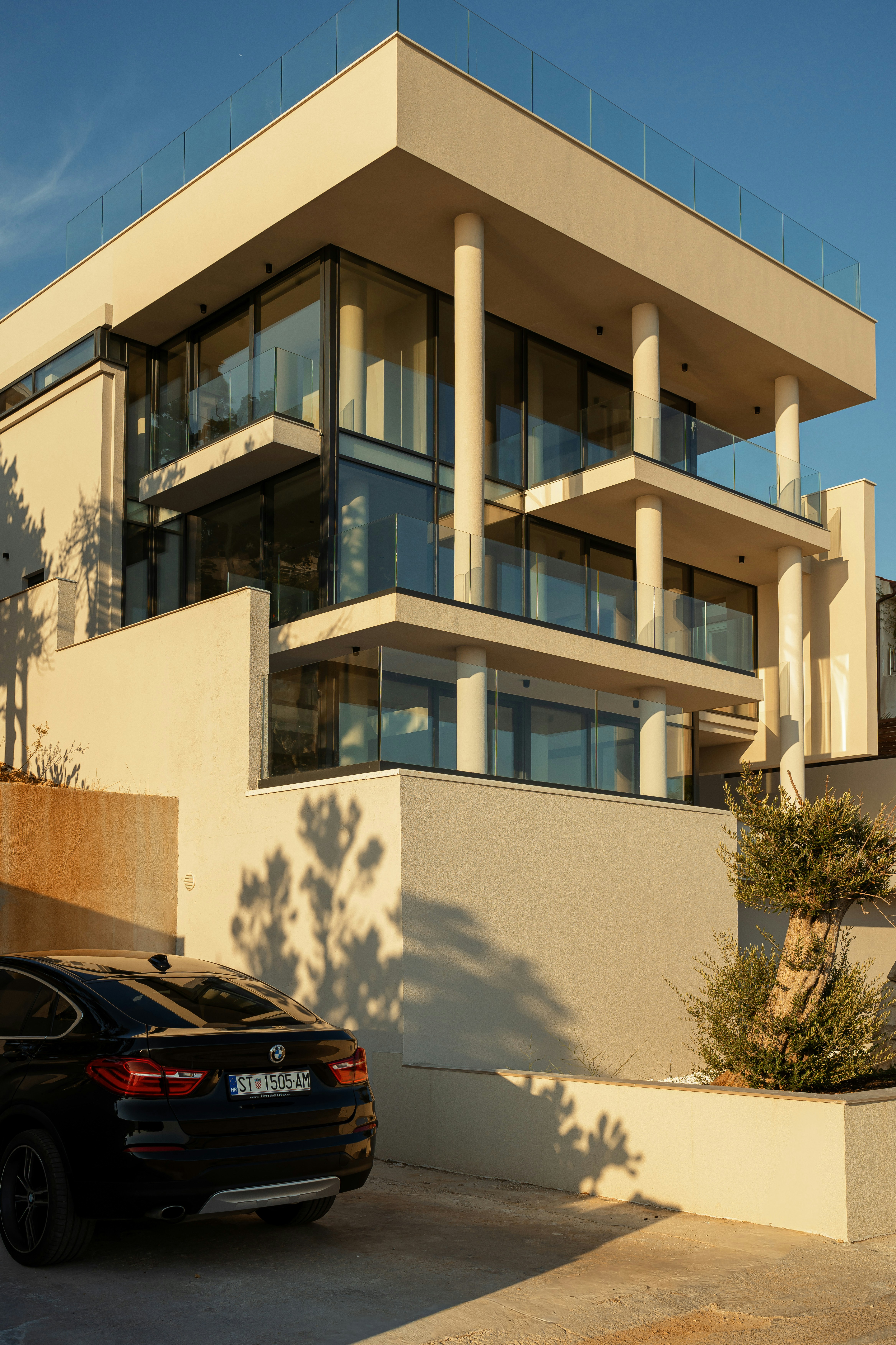 Glass-Fronted Modern Villa: Shadows, Angles, and Echoes of Steel