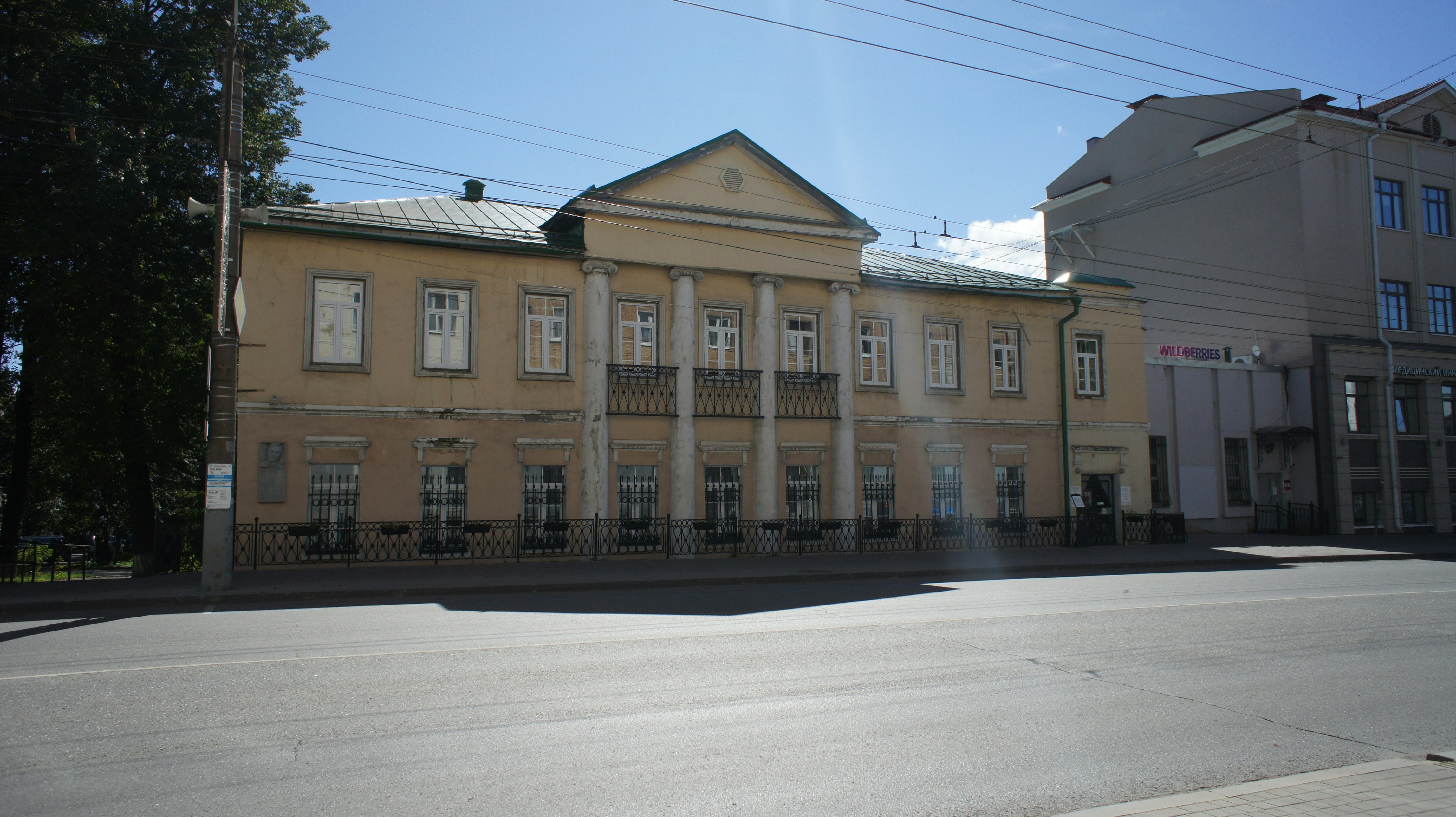 Old Town Facade: A Quiet Classically Styled Building by the Street