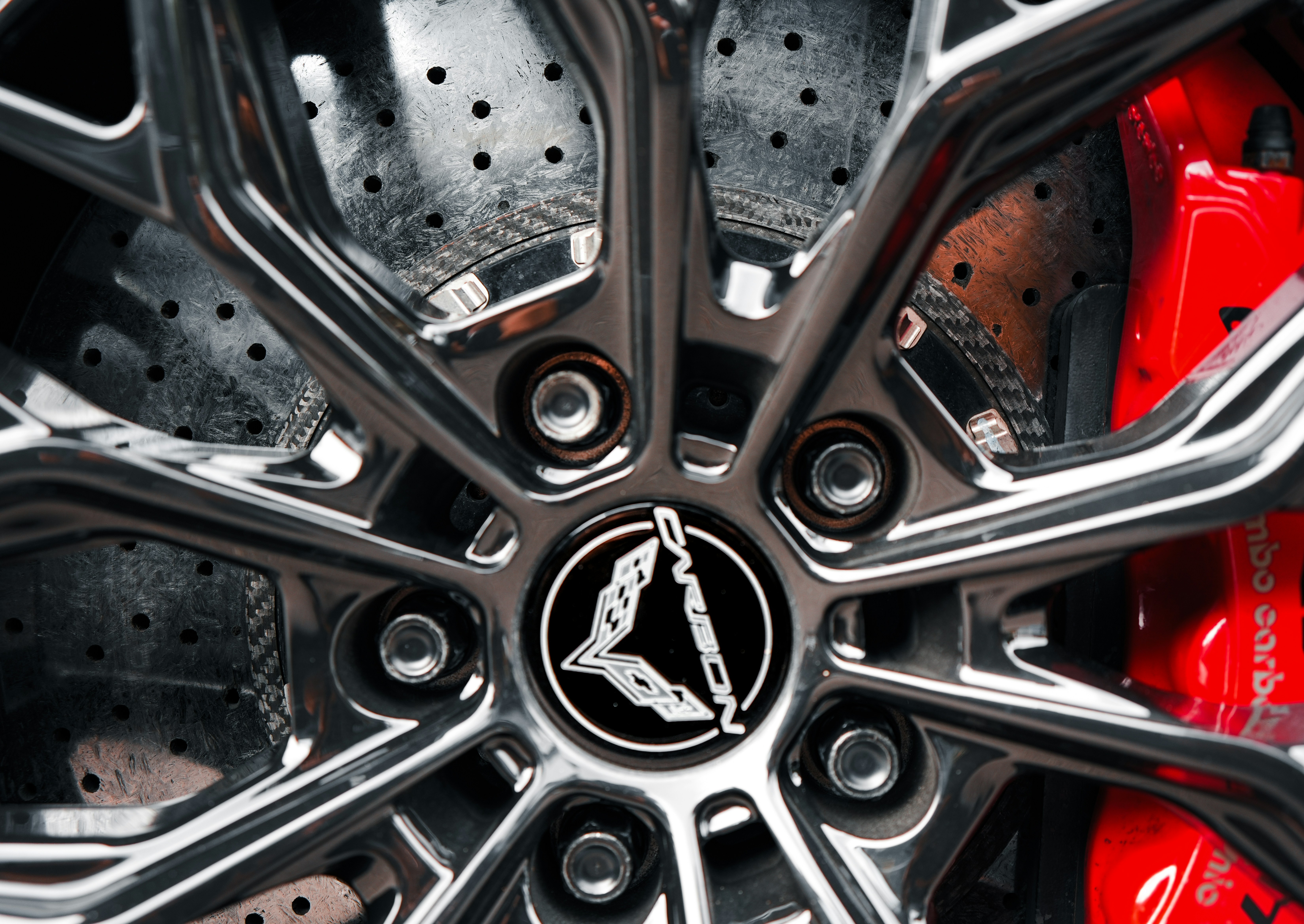 Centrally Framed Excalibur Rim: A Corvette-Style Wheel with Red Brake Caliper