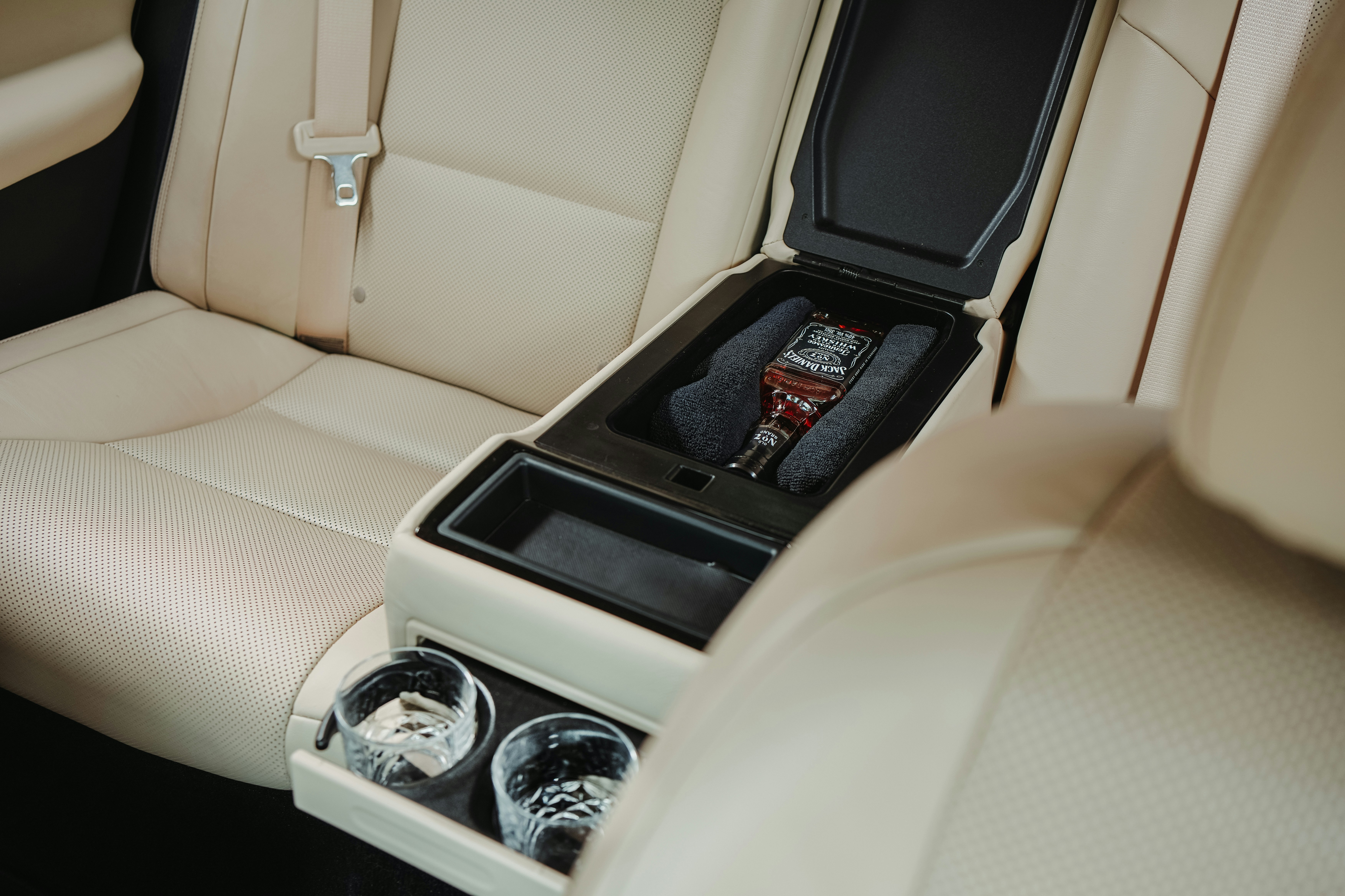 Cream Leather Comfort: Center Console Hospitality