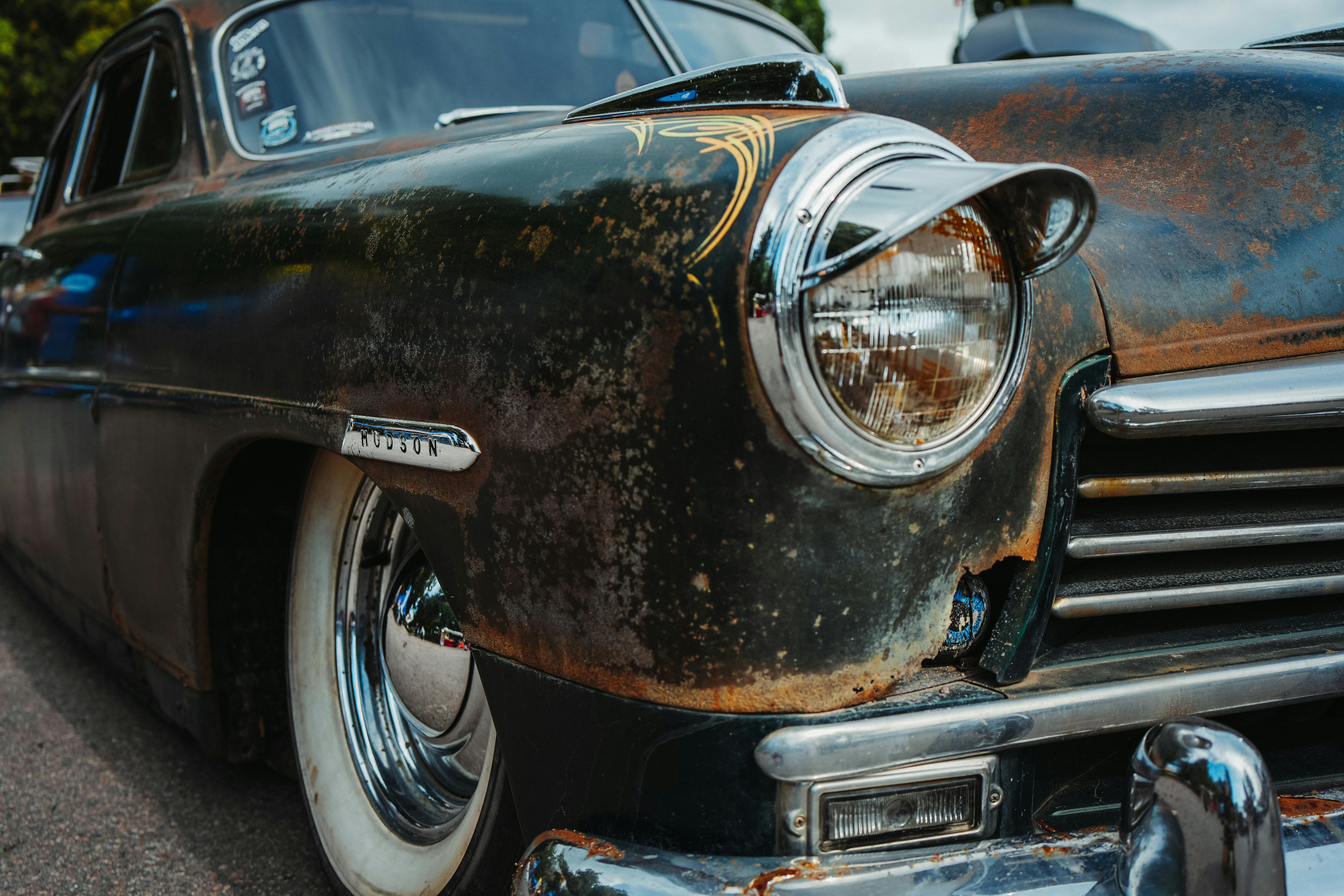 Rust and Chrome: The Near-Mist of a Vintage Car’s Face