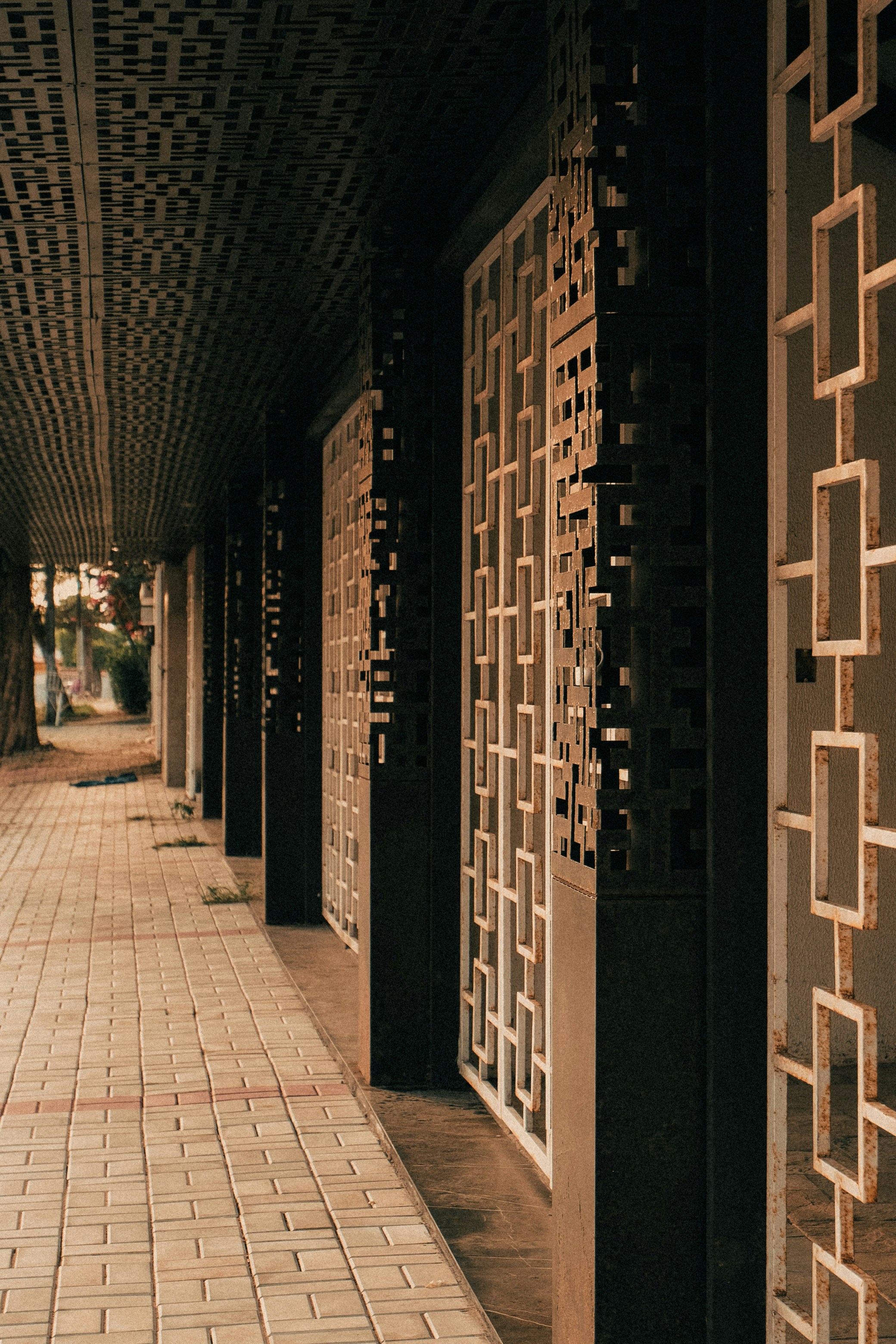 Shadowed Arcade: Repeating Lattices and Quiet Light