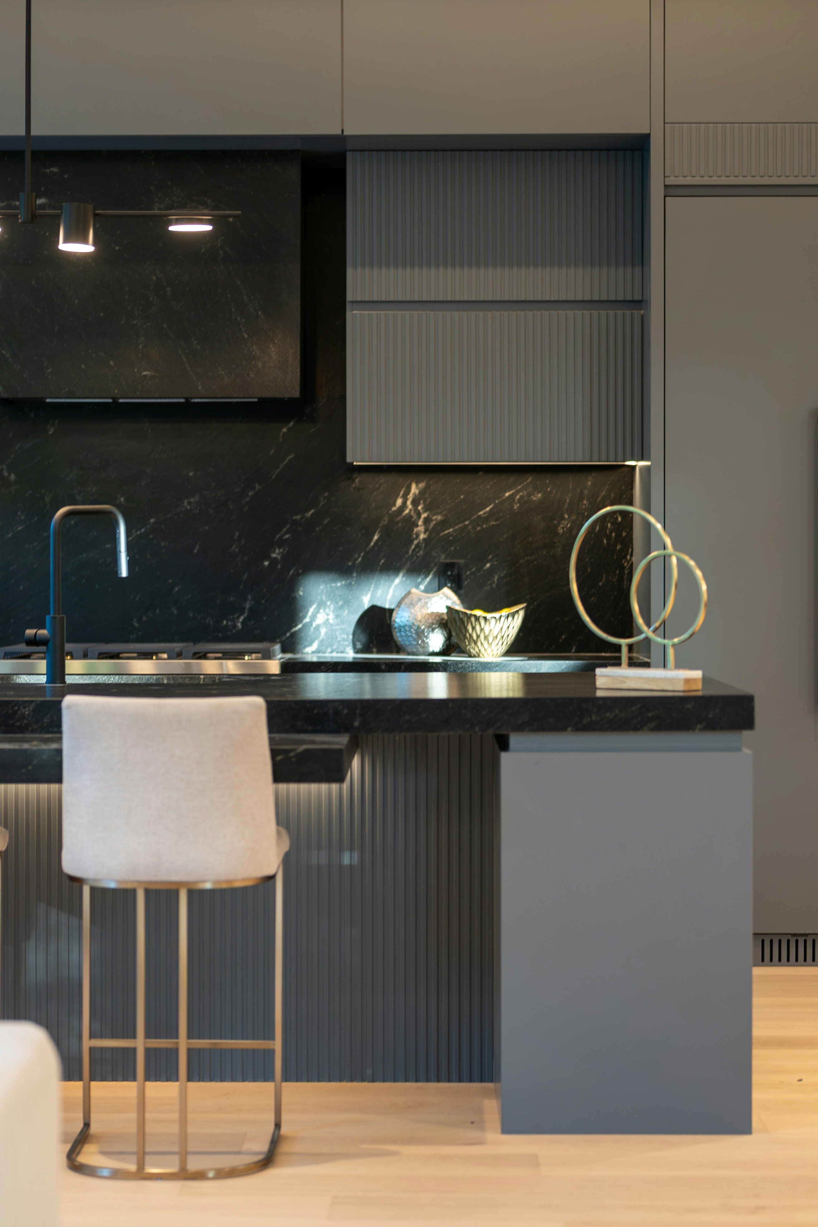 Minimalist Kitchen Console with Island Augment