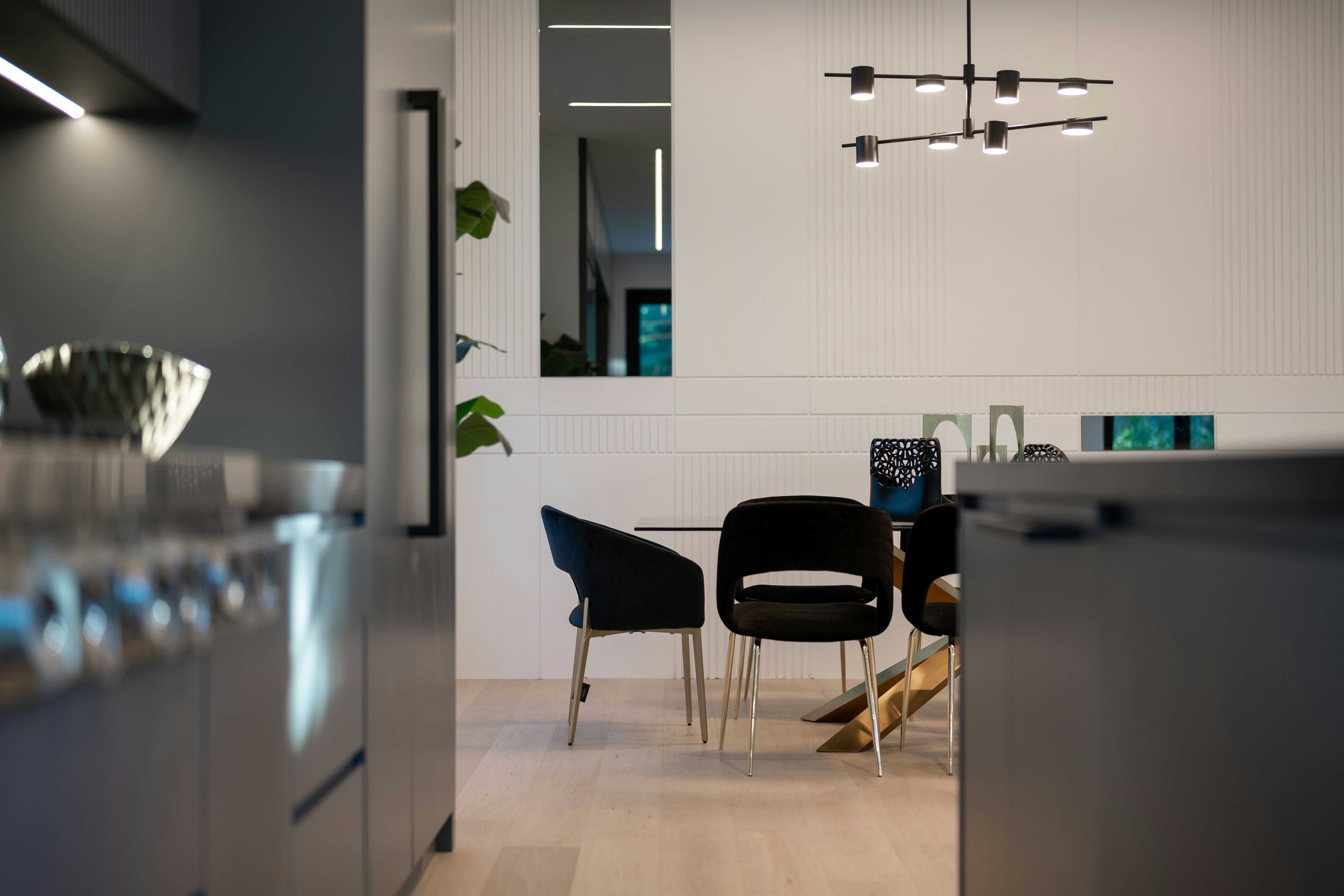 Minimalist Kitchen Nook: Sit-Down Moment Under Soft Scandinavian Light