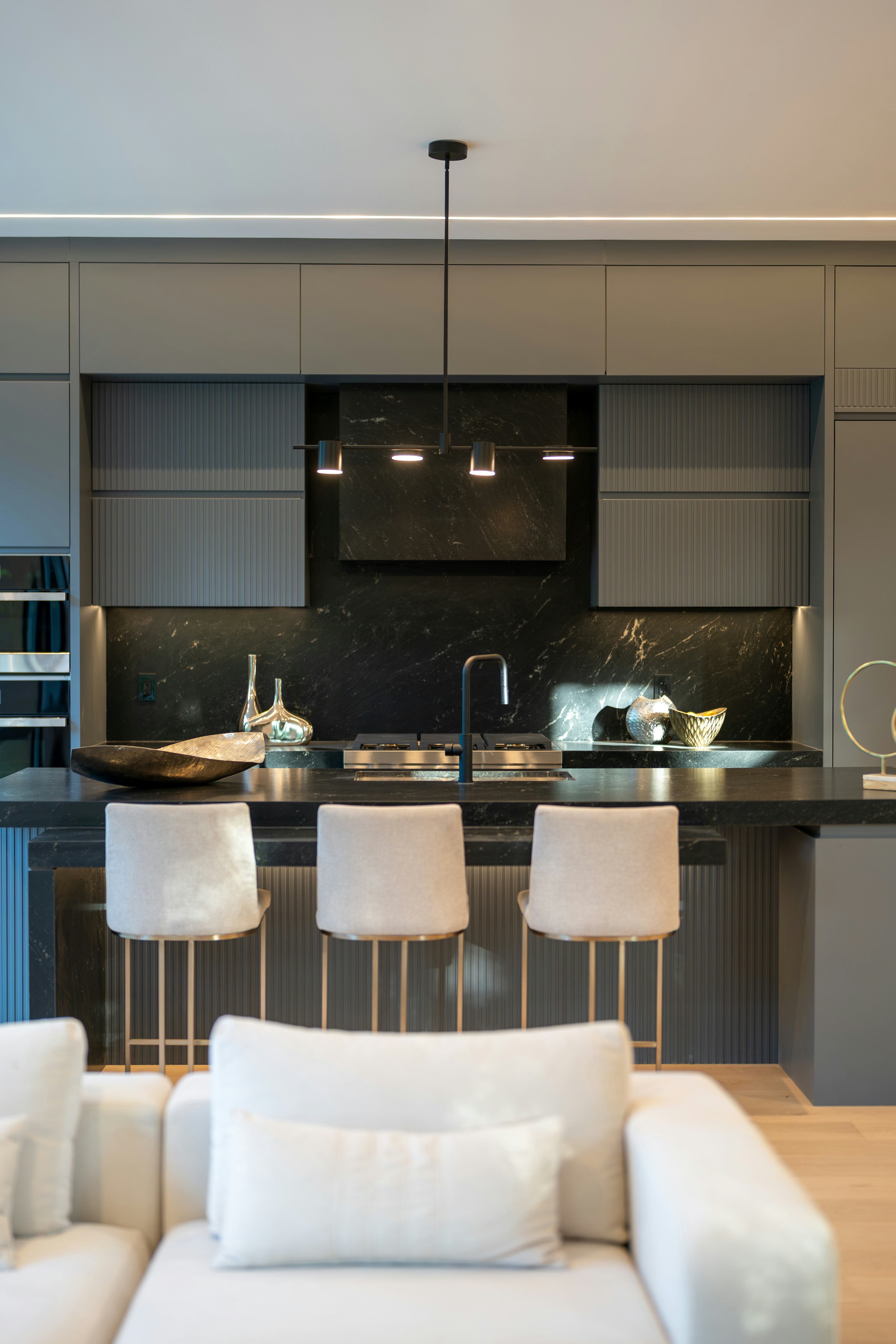 Minimalist Kitchen Bar with Marble Backsplash and Pendant Lighting