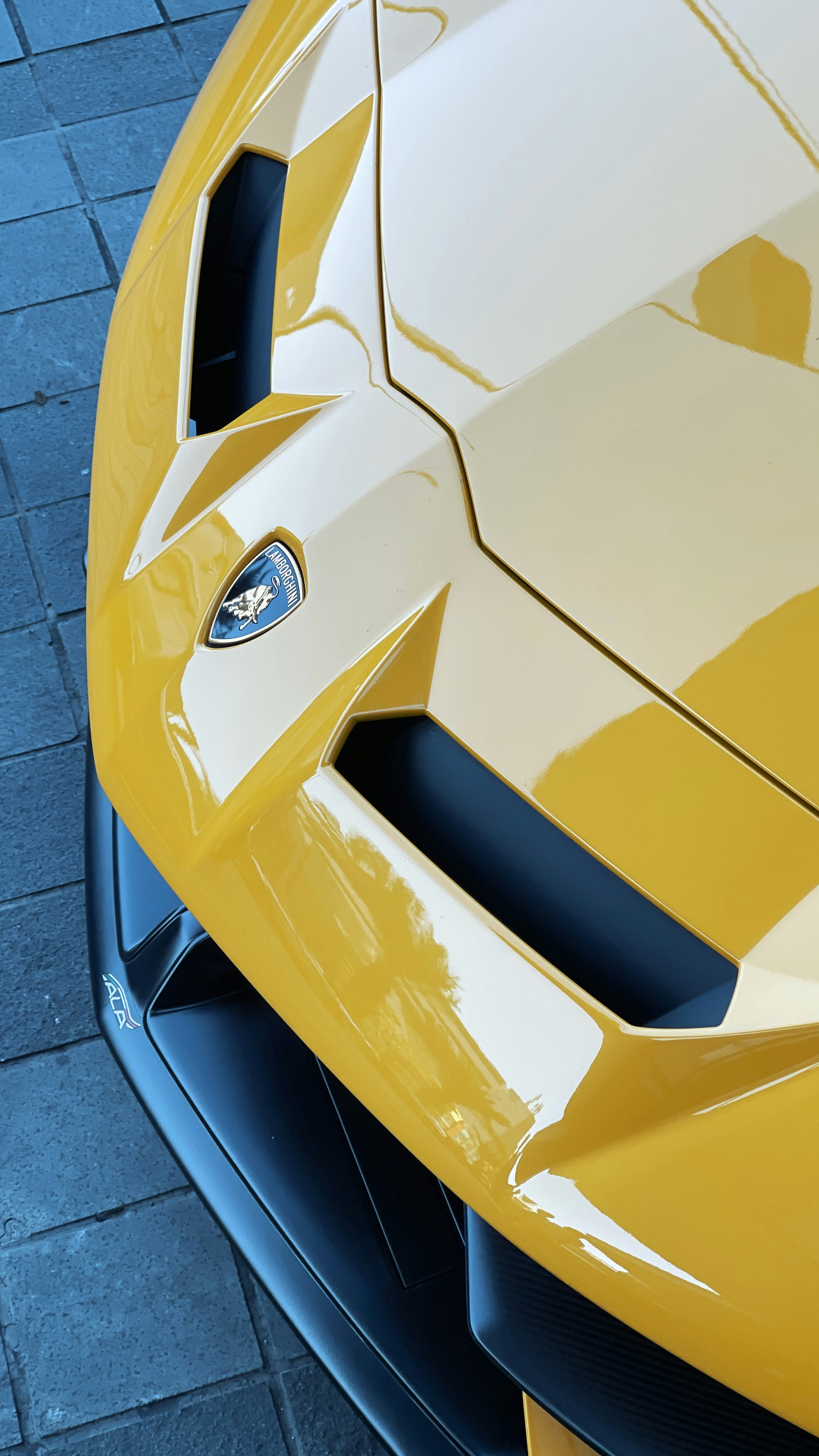 Lemon Glow: Frontquarter of a Lamborghini
