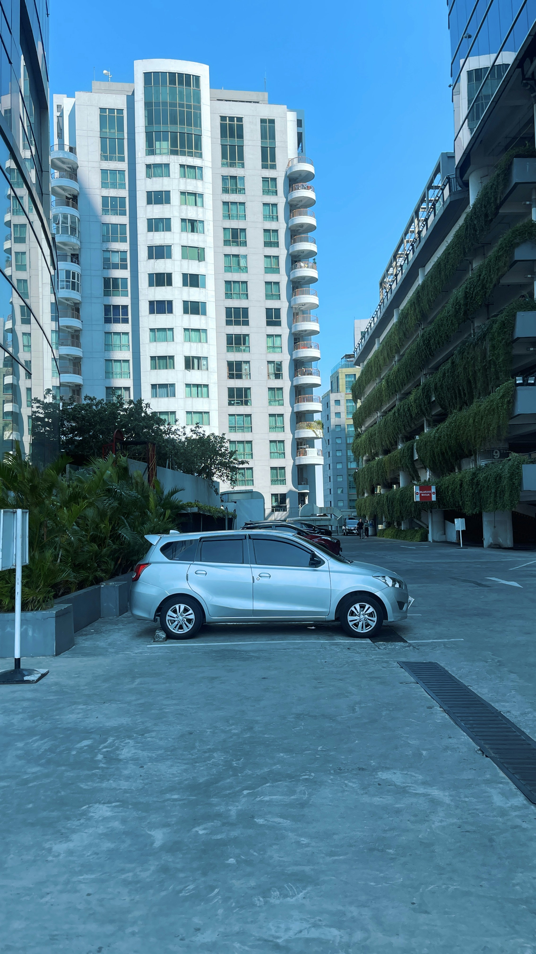 Urban Glide: Silver Minivan Anchors a Modern Courtyard