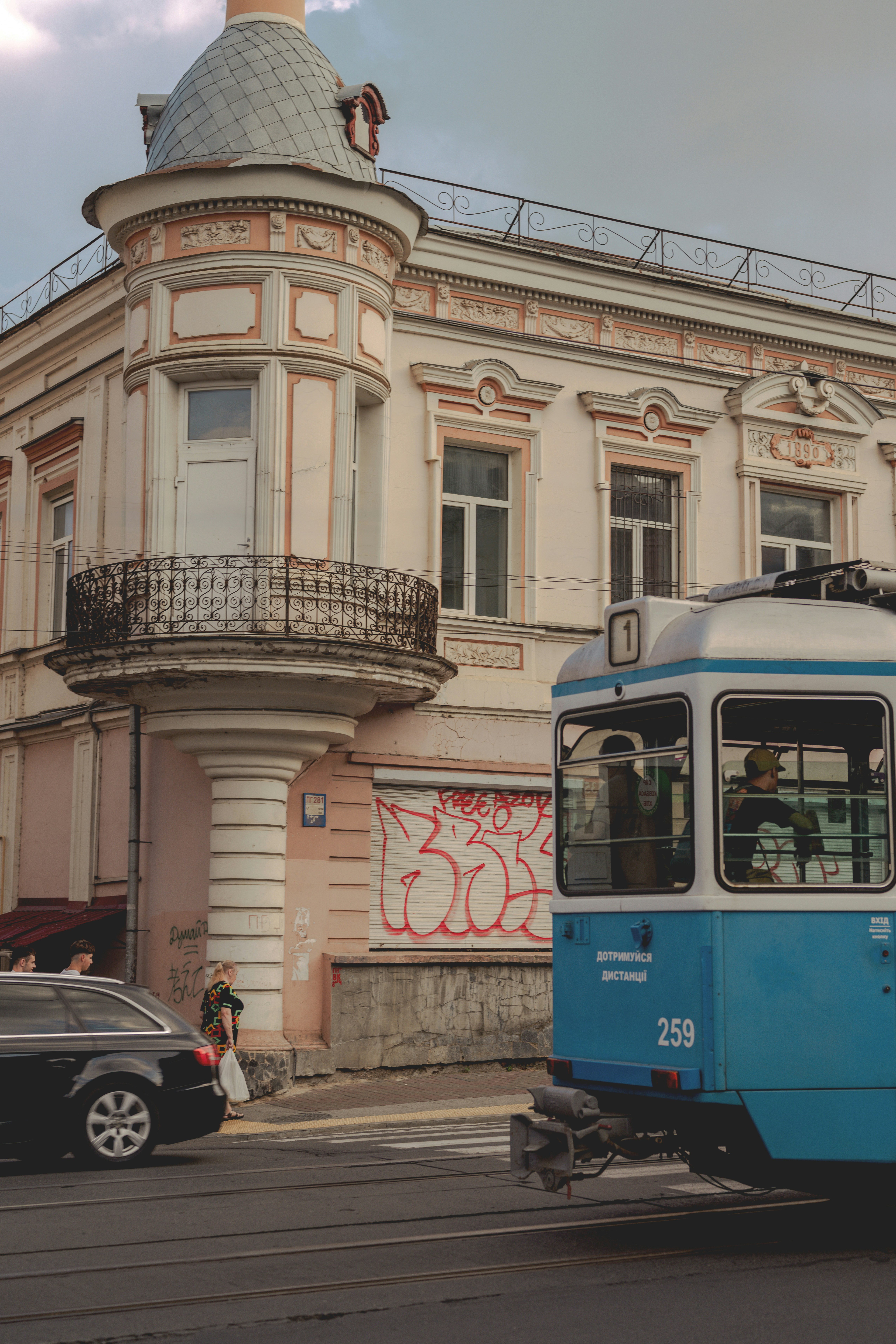 Blue tram meets pastel villa: urban quietude at a crossroads