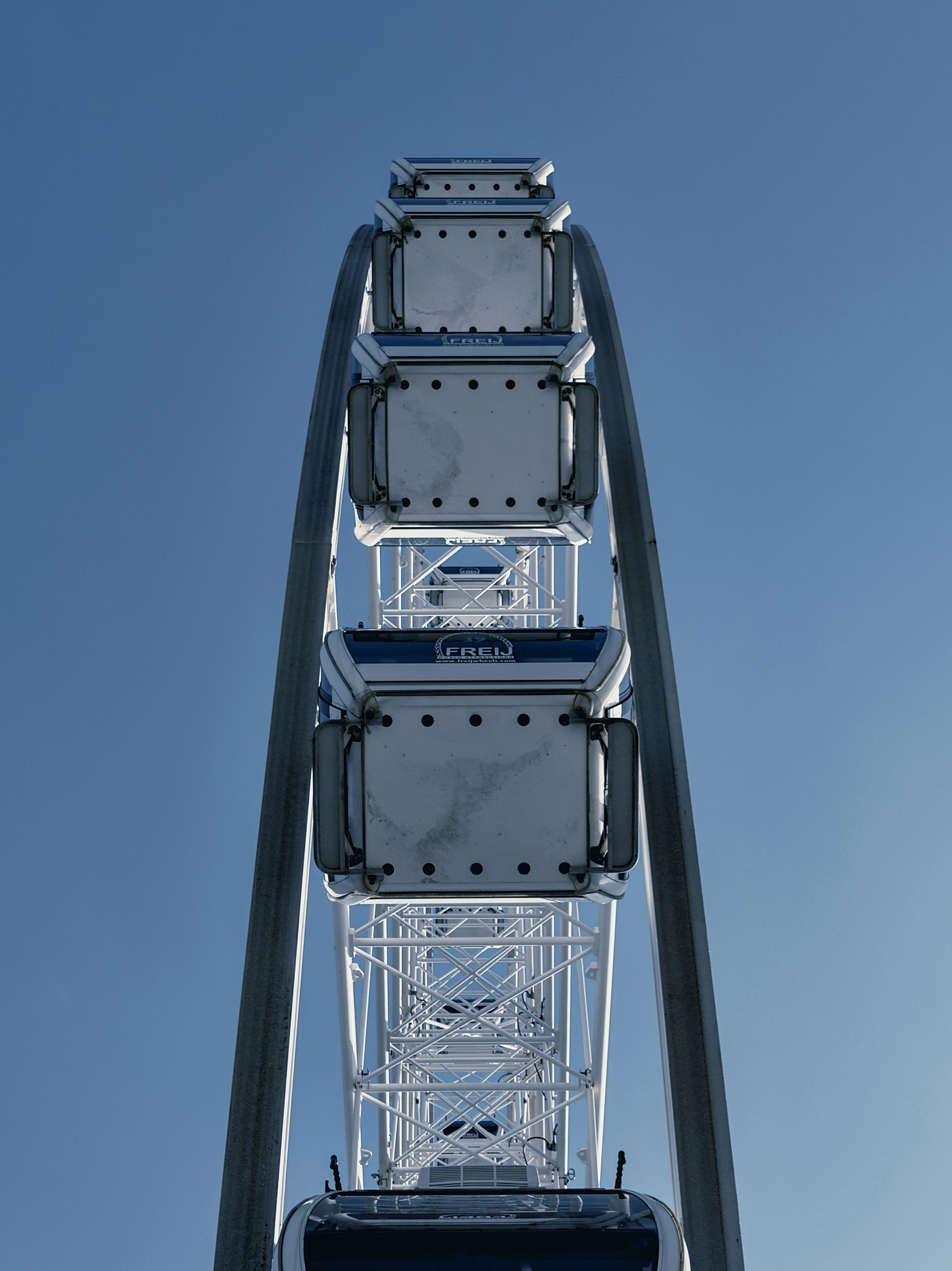 Ferris Wheel Ascend: Aerial Crystal Frame Under Clear Skies