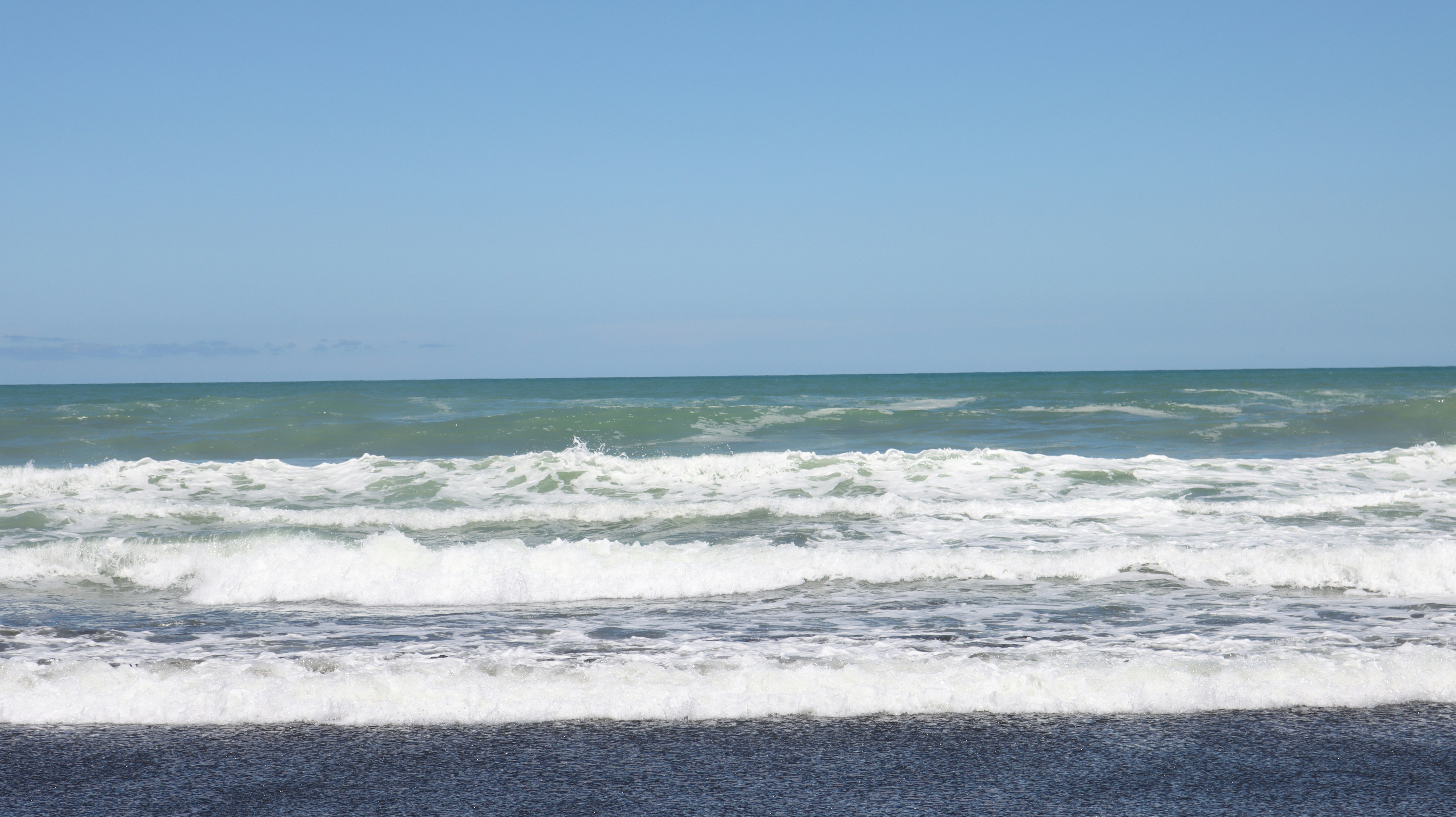 Horizon Pulse: Light Seas and distant Breakers