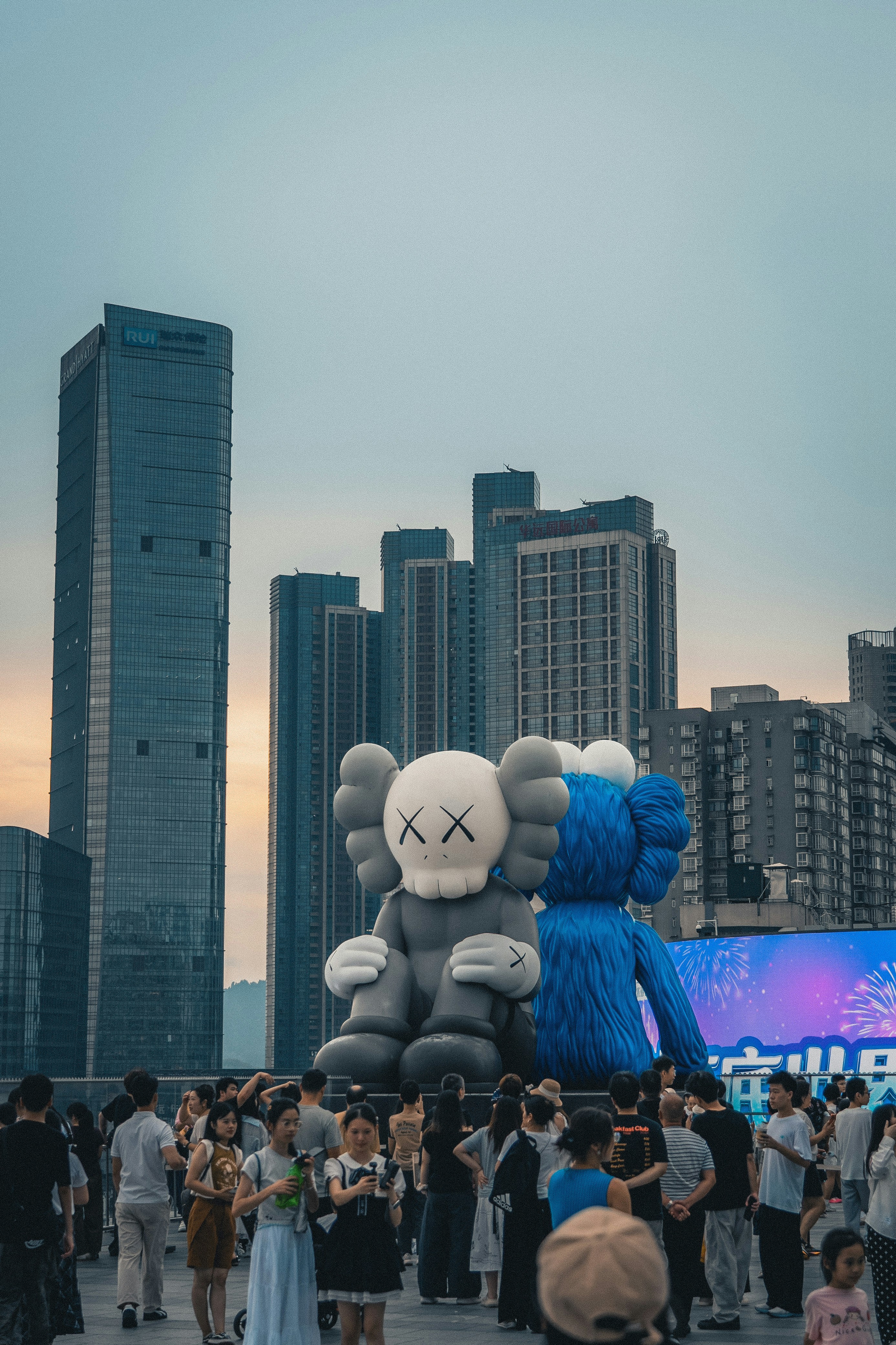 Gigantic Street Parade: Serene Giants Amid the City