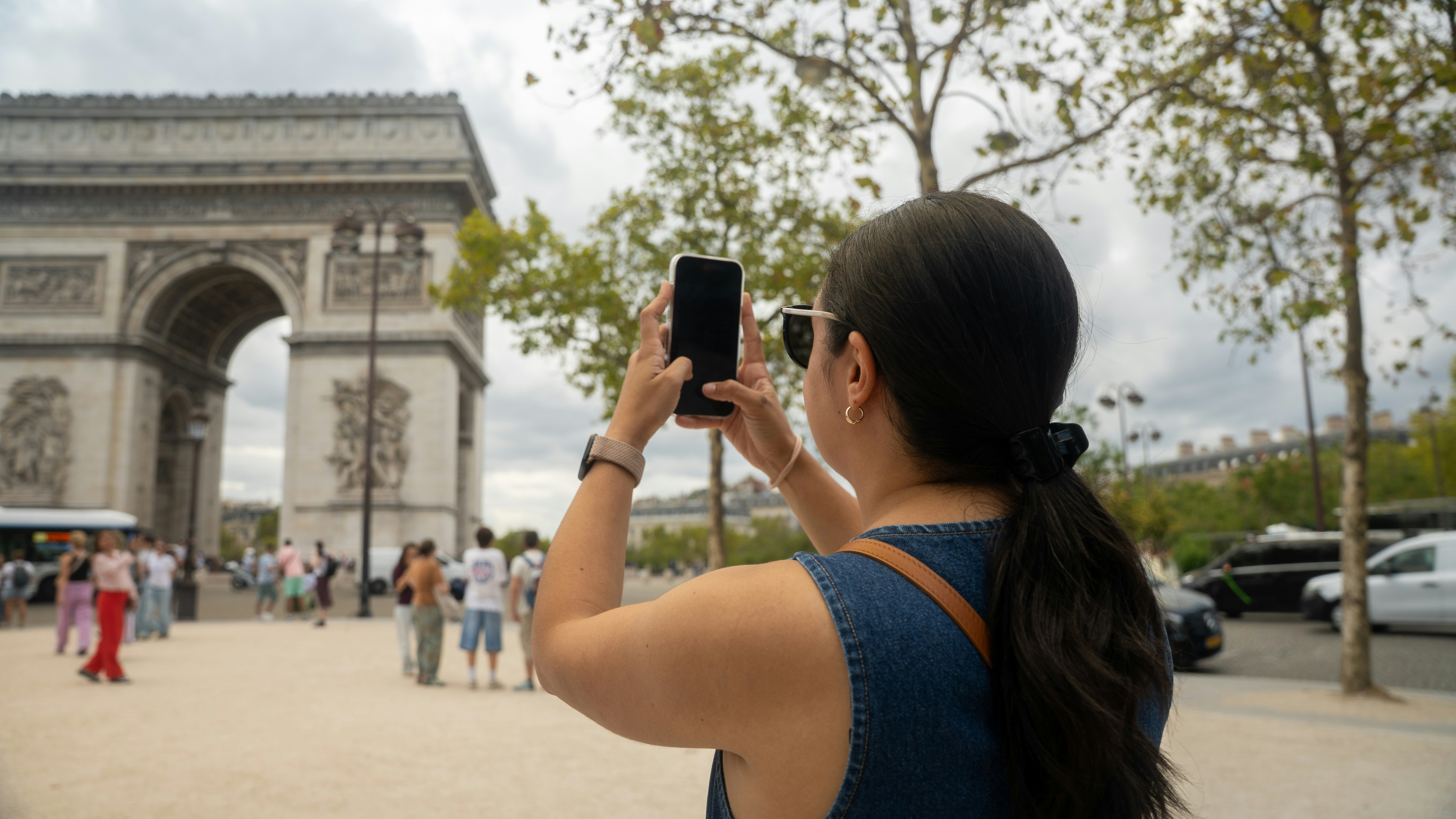 Capturing the Arc: A Solo Moment Framing the Arc de Triomphe