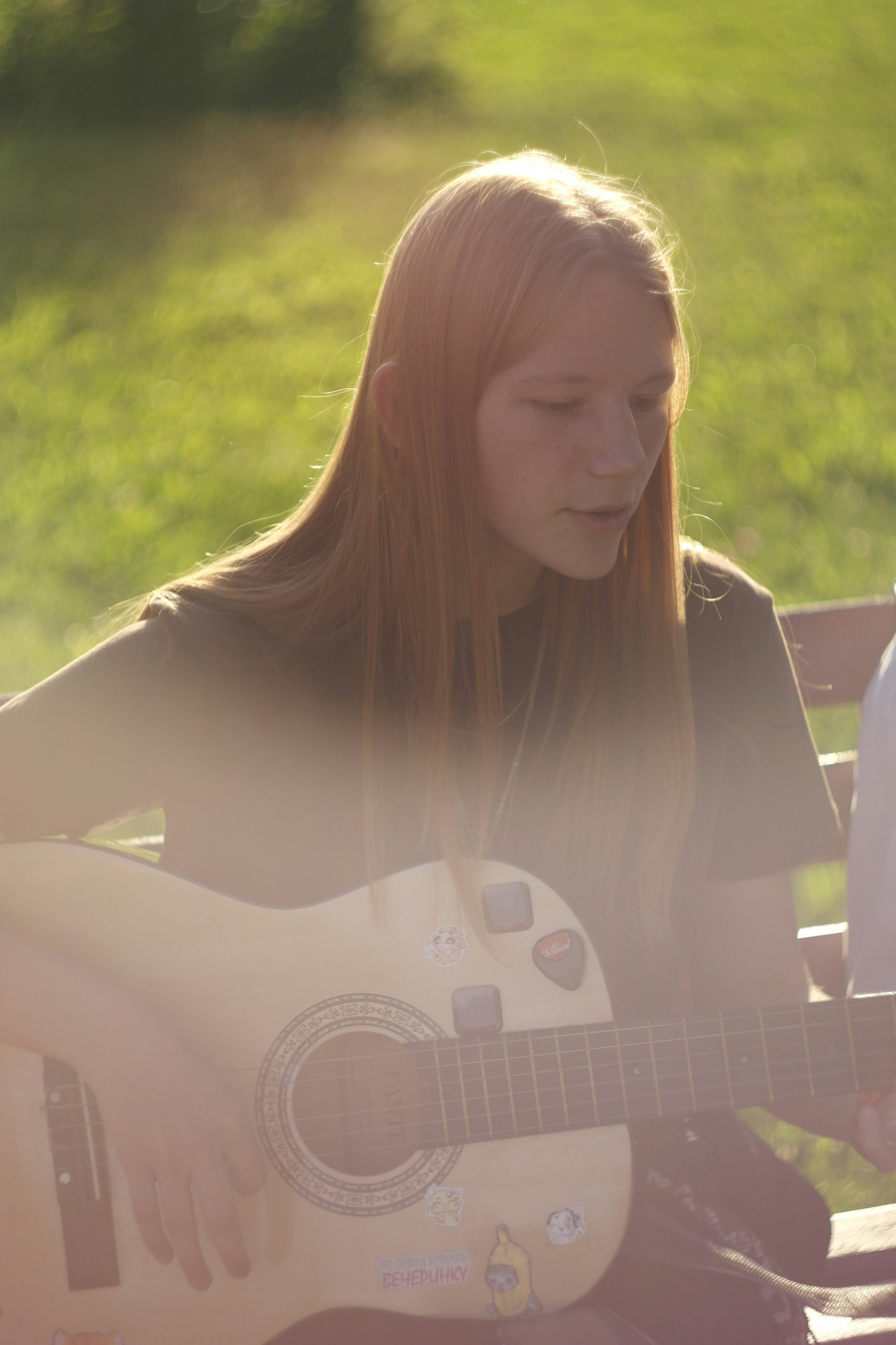 Sunlit Strings: A Quiet Guitar Session in the Park