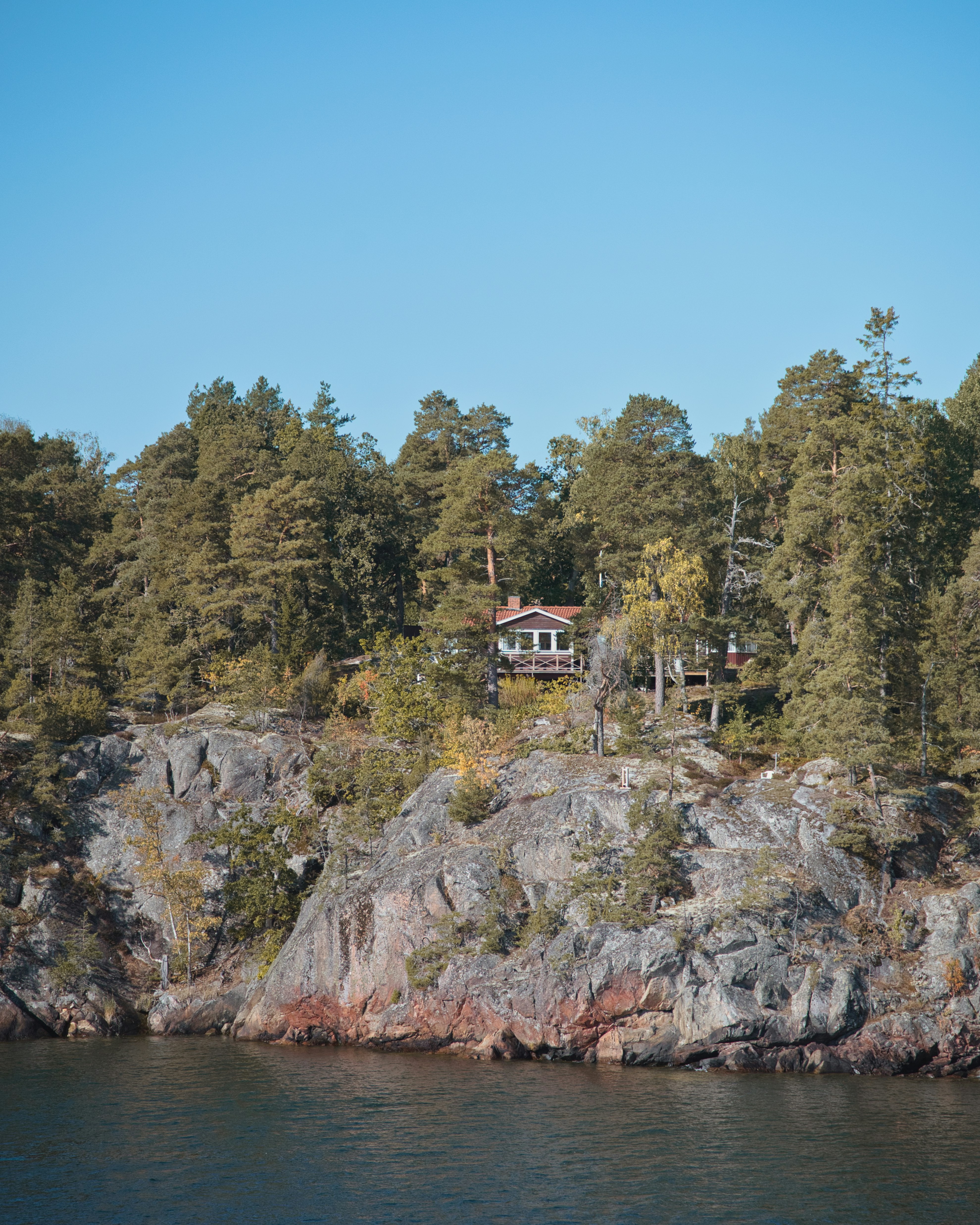 House on the Cliff: A Quiet Retreat Overlooking the Water