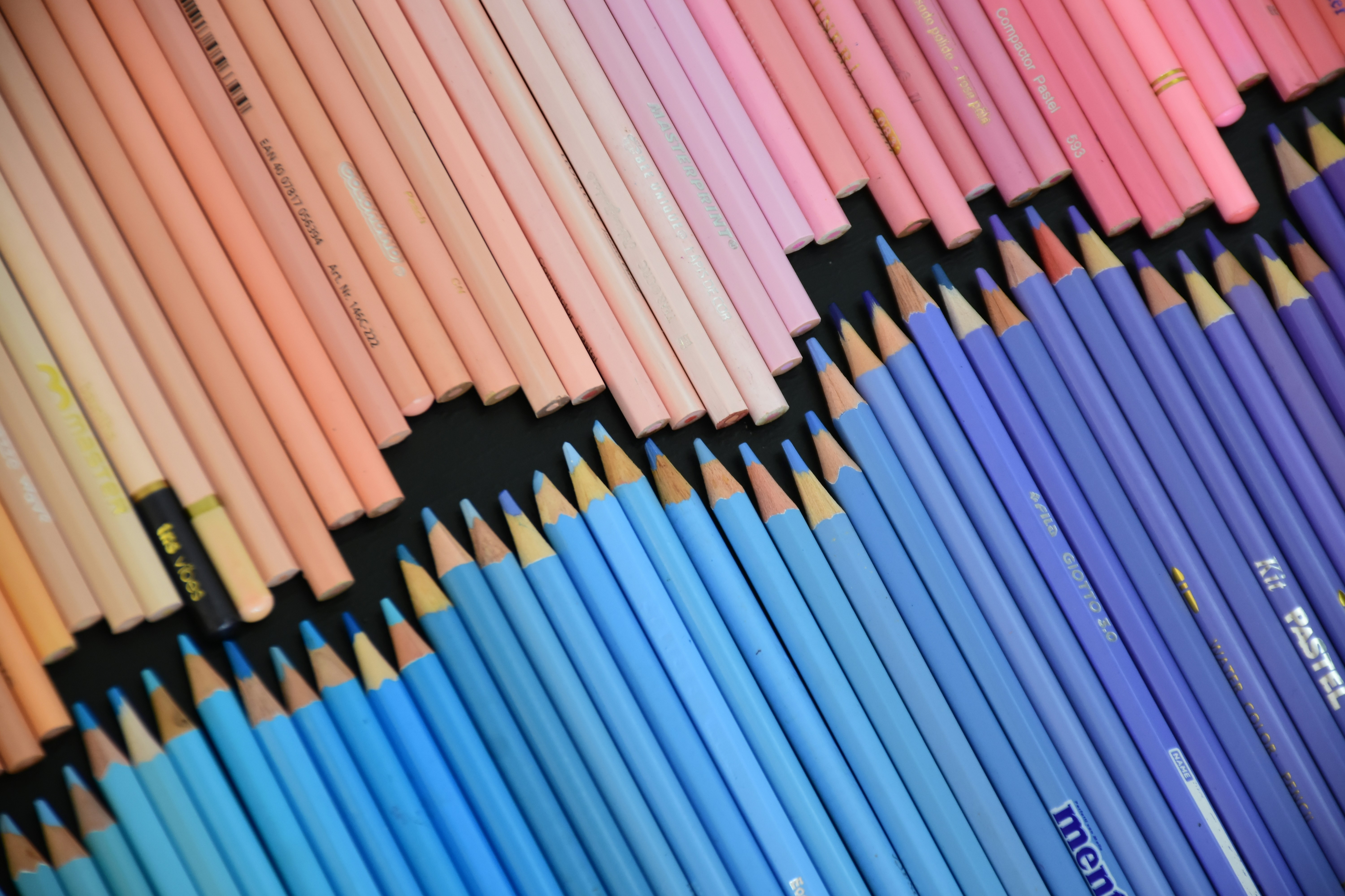 Chromatic Pencils in Parallel Lines