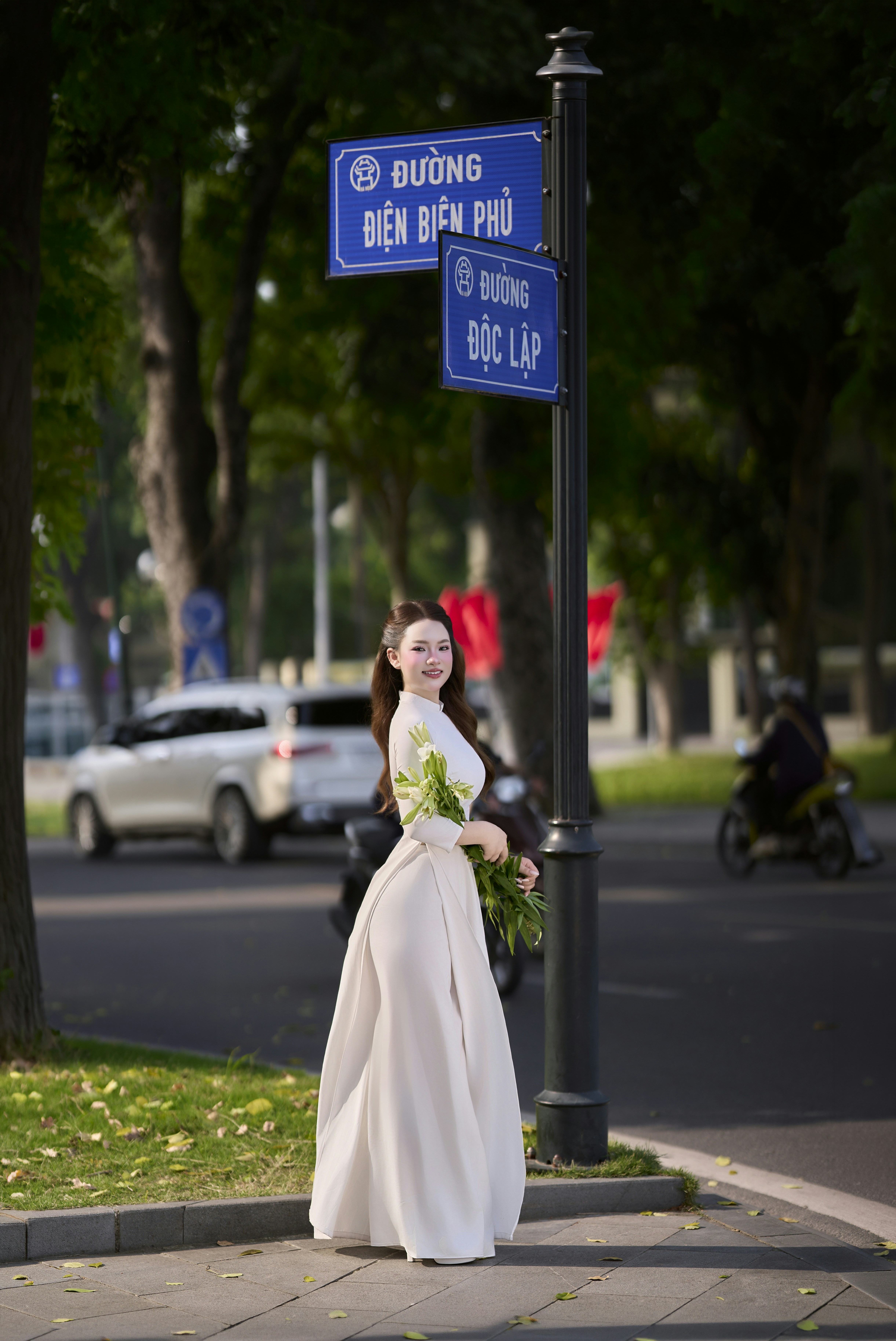 Elegance by the Lamppost: A Quiet Moment on a Busy Street