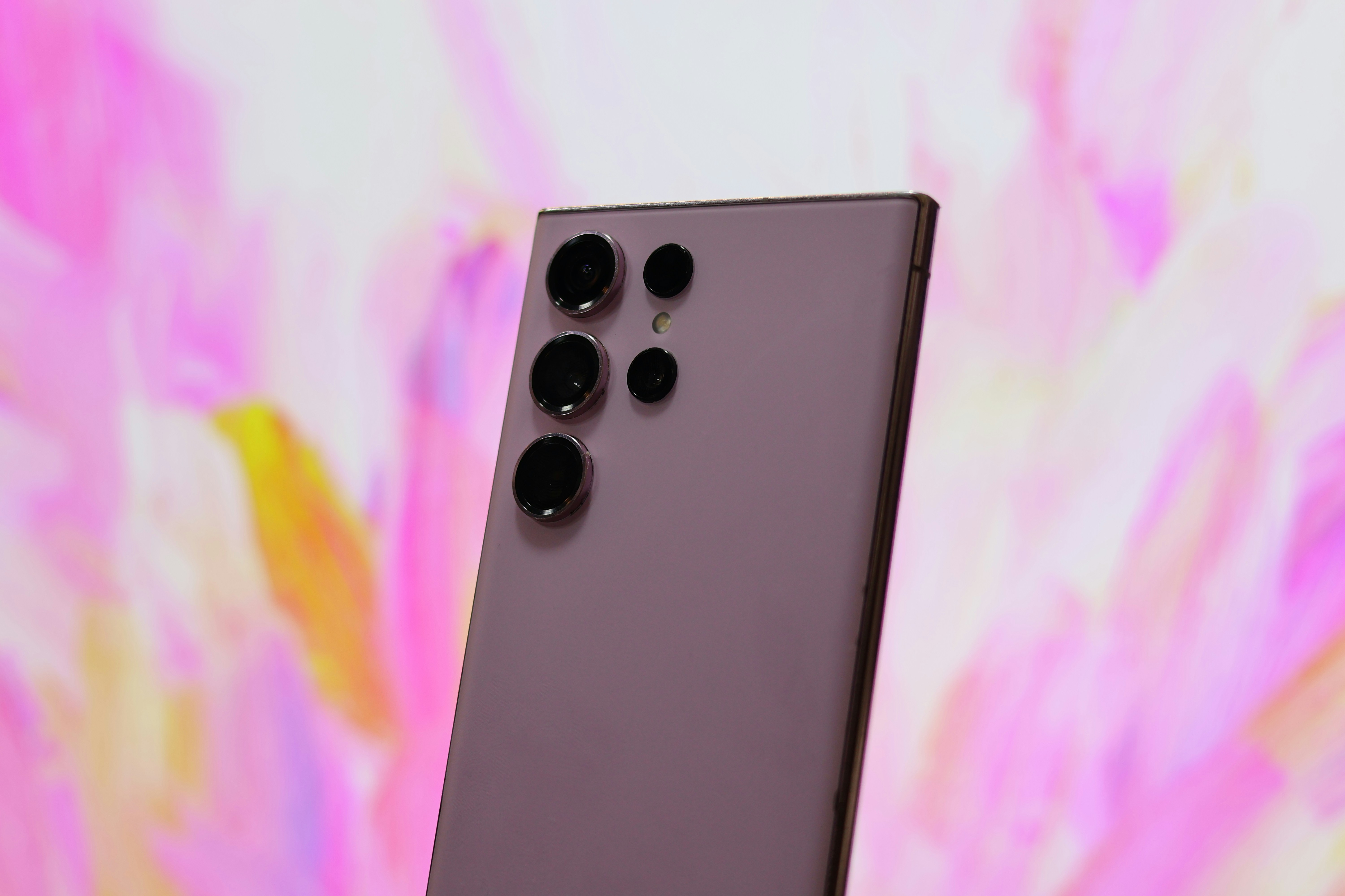 Quad-Lens Galaxy: A Lavender Pro Series Phone with a Five-Module Camera Array