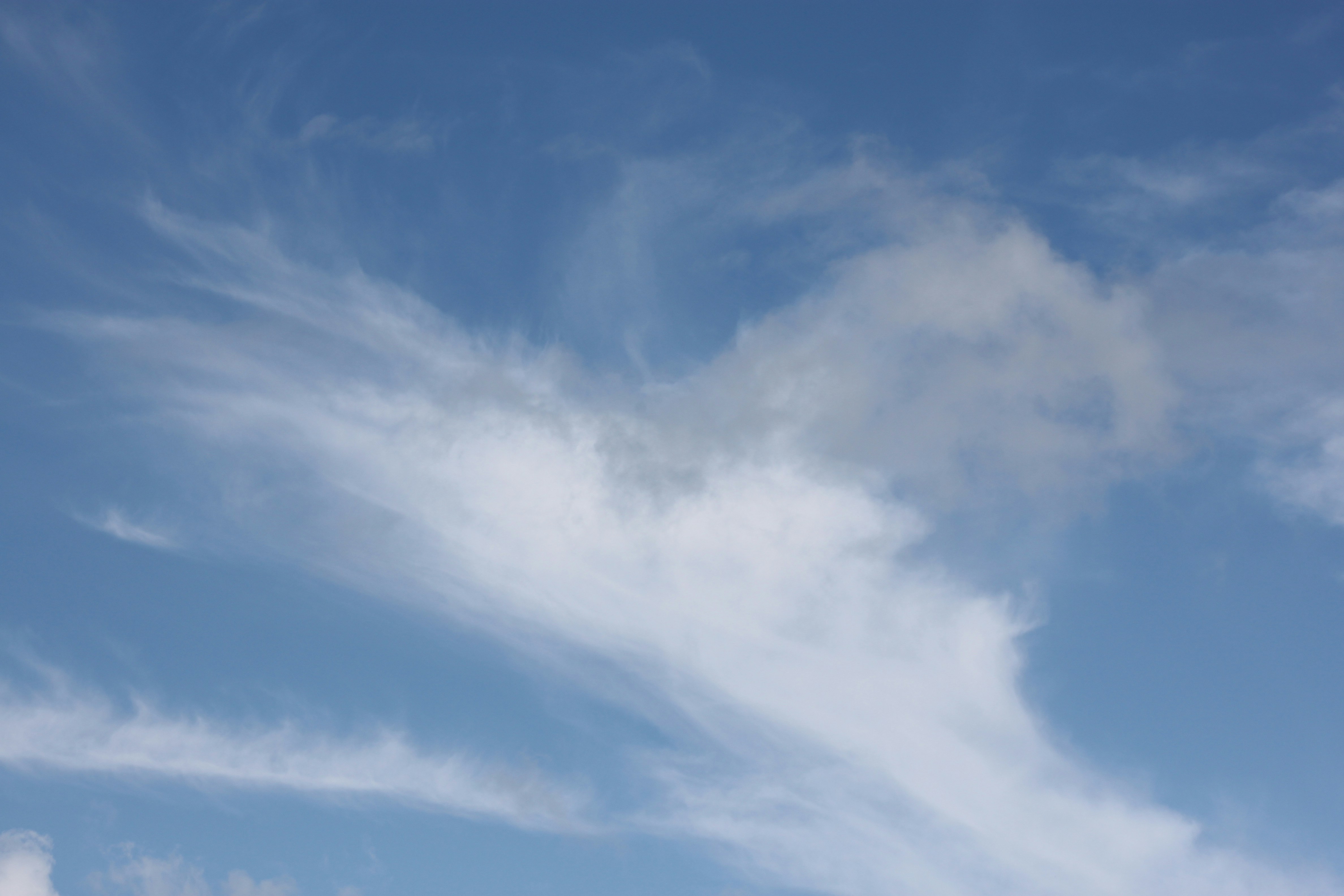 Whispers of Sky: A Quiet Stripe of Cloud Across a Clear Blue
