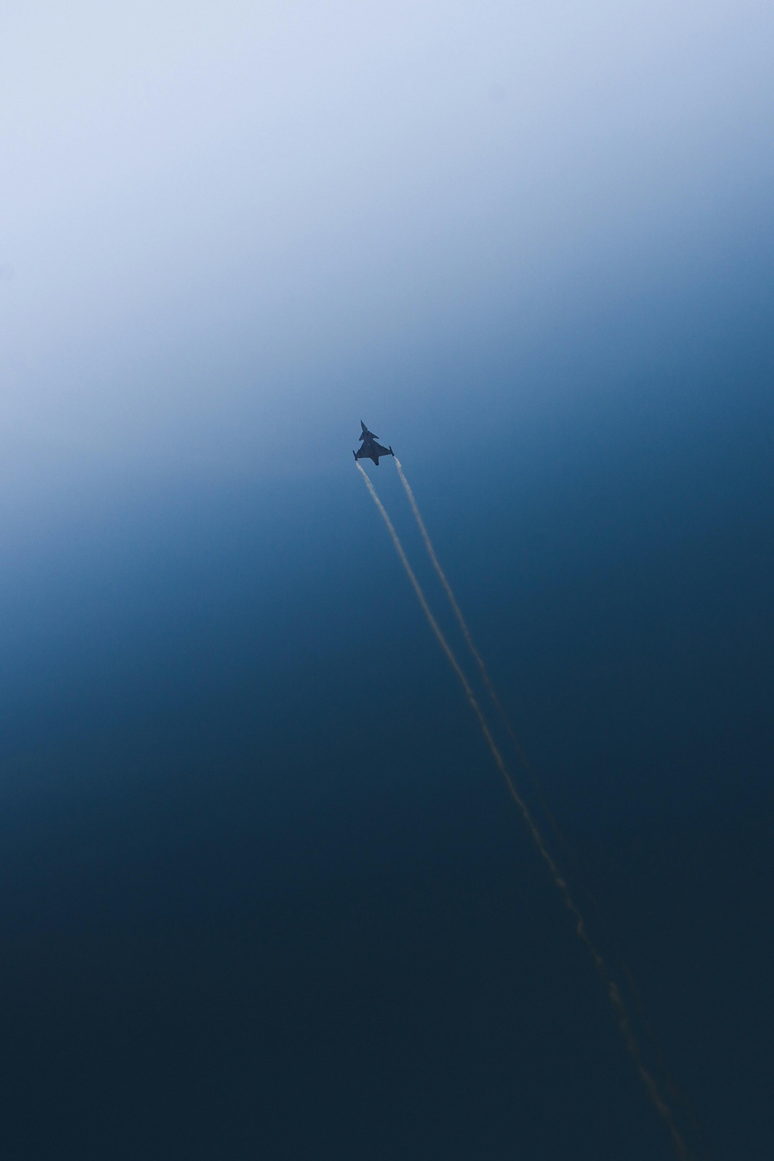 Jet Against the Horizon: A Solo Flyby Leaves Twin Vapor Trails