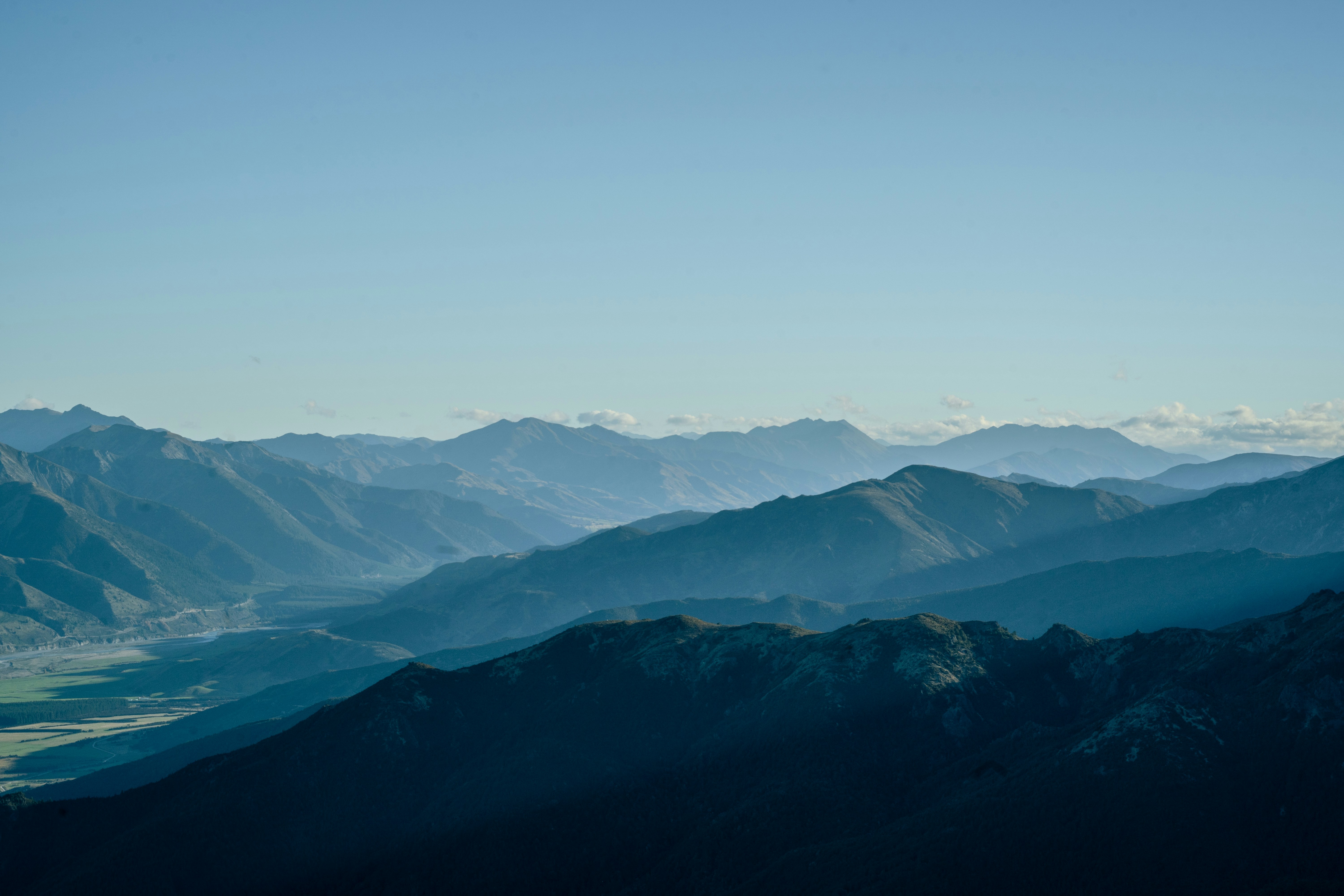 Horizon Layers: A Quiet Expedition Through Distant Peaks