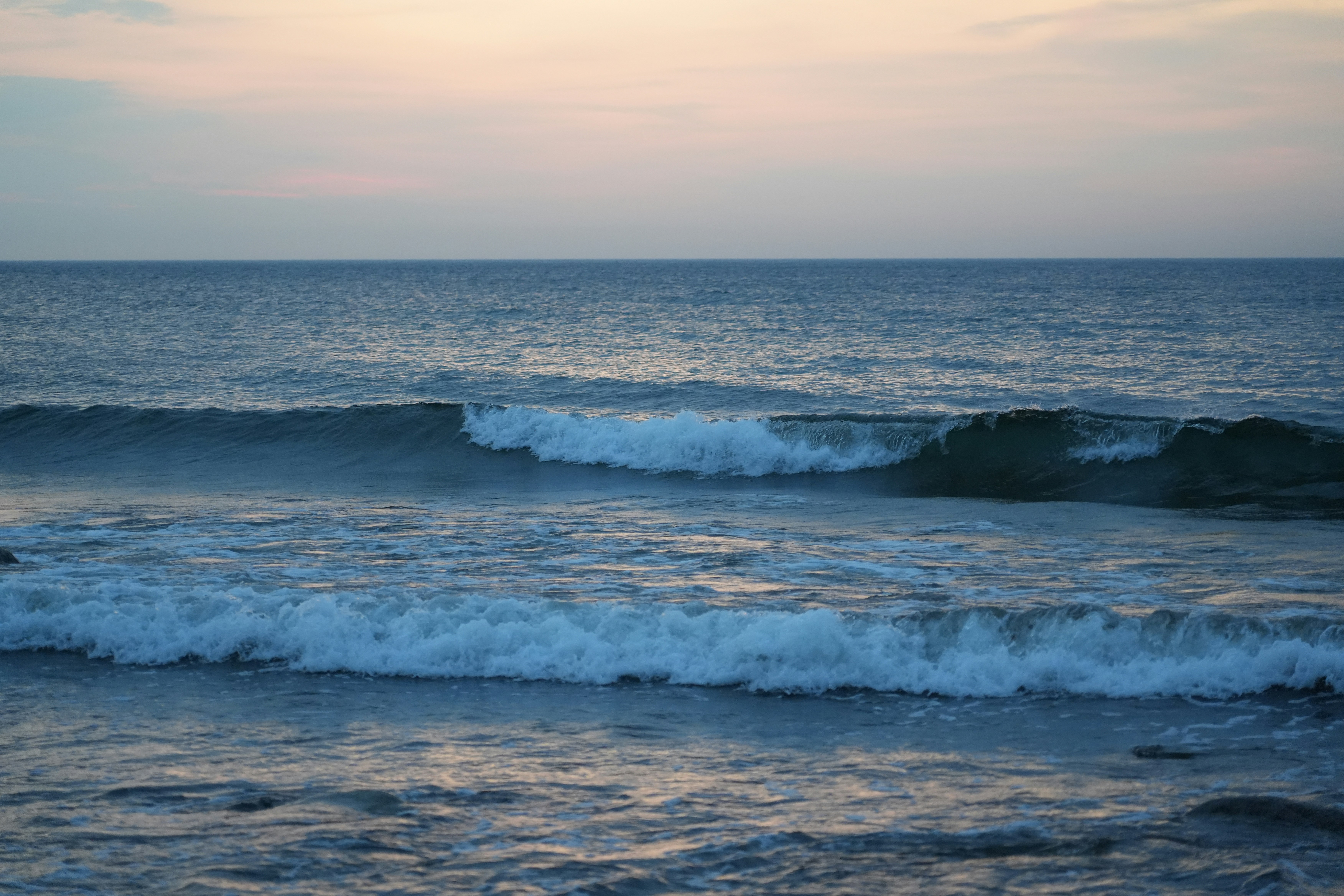 Horizon Quiet: Subtle Tide Rolls Under a Soft Dusk
