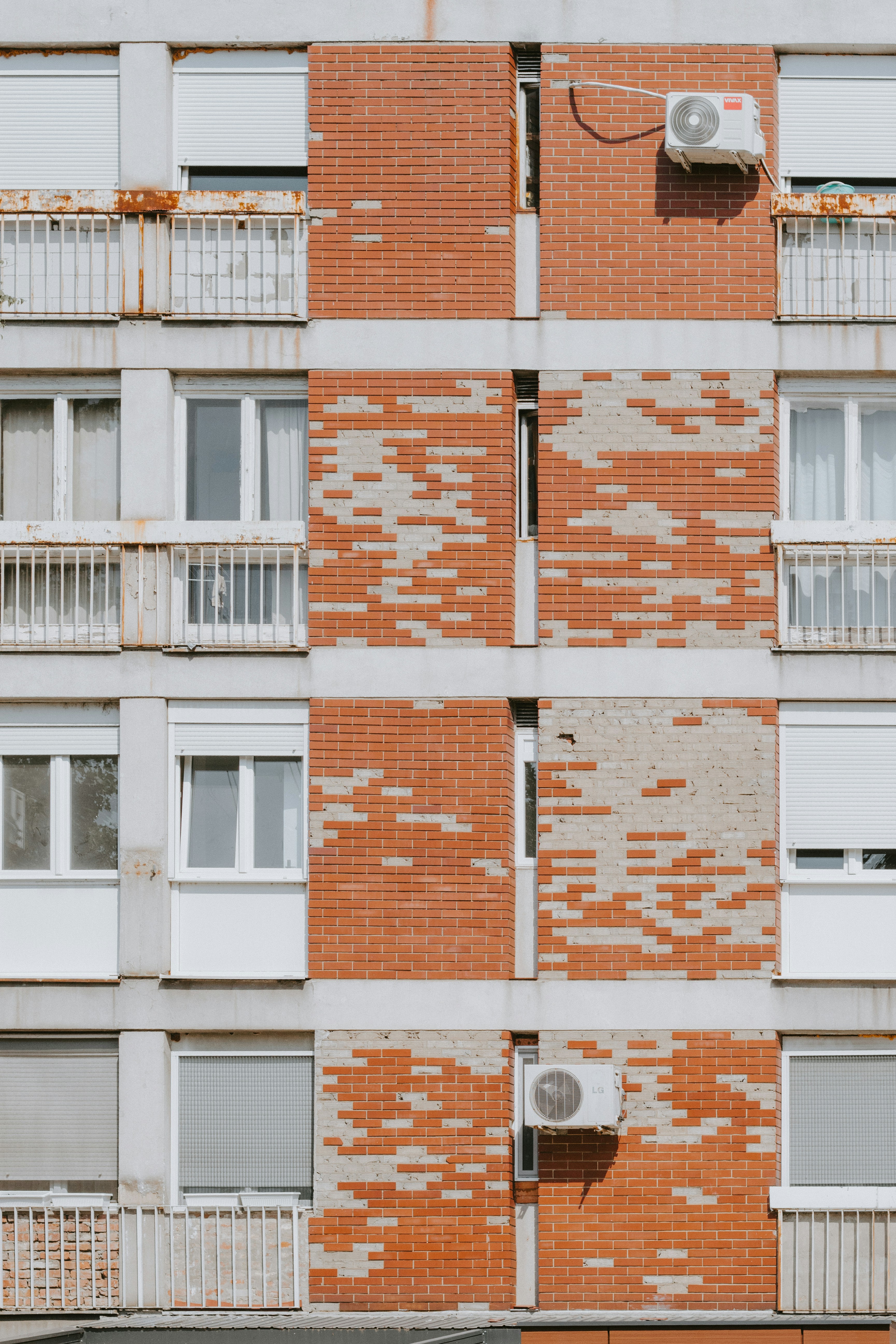 Brickwork Pulse: Repeating Blocks and Air Conditioner Echoes