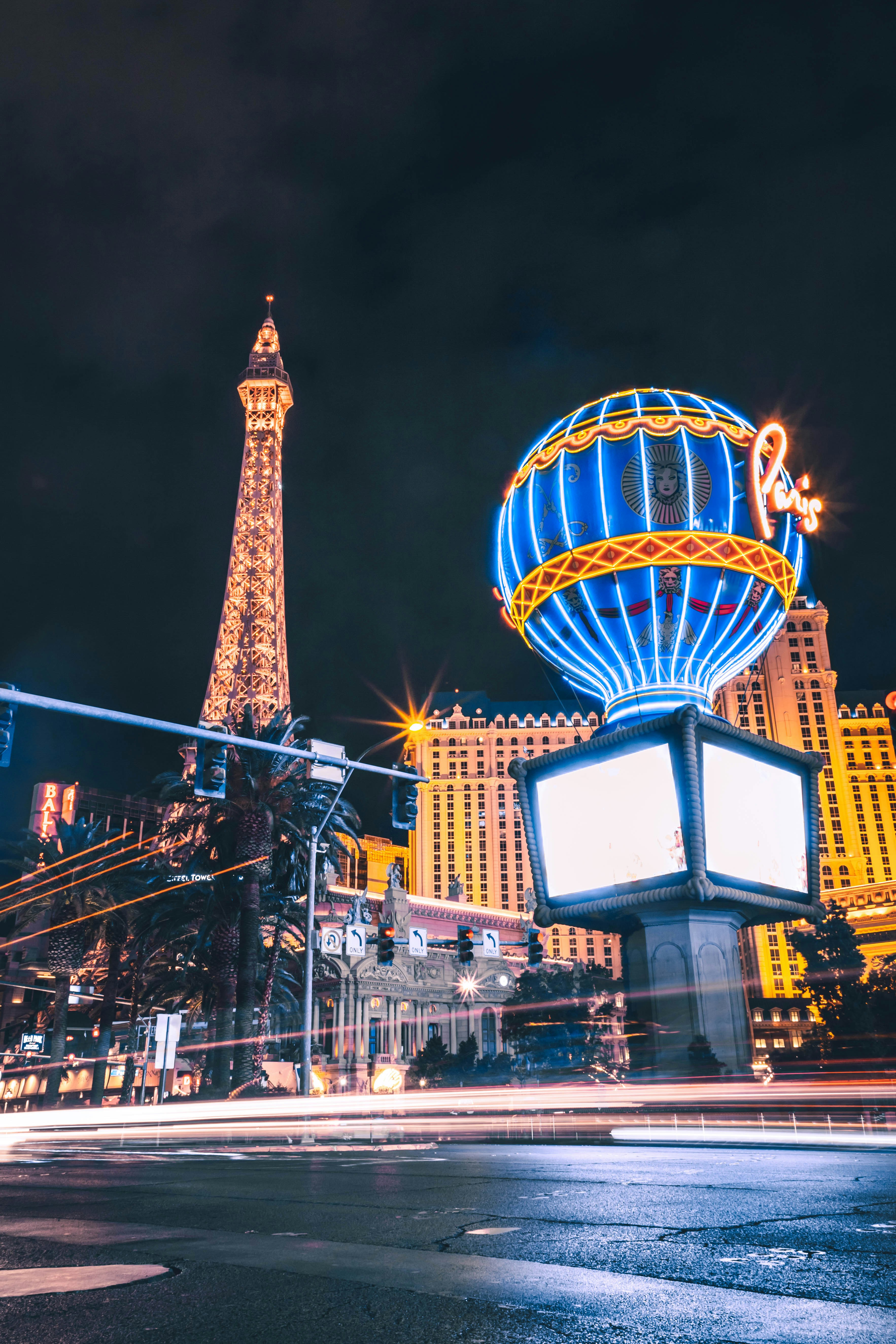 Neon Arc: A Night Stroll Past the Neon Balloon in Las Vegas