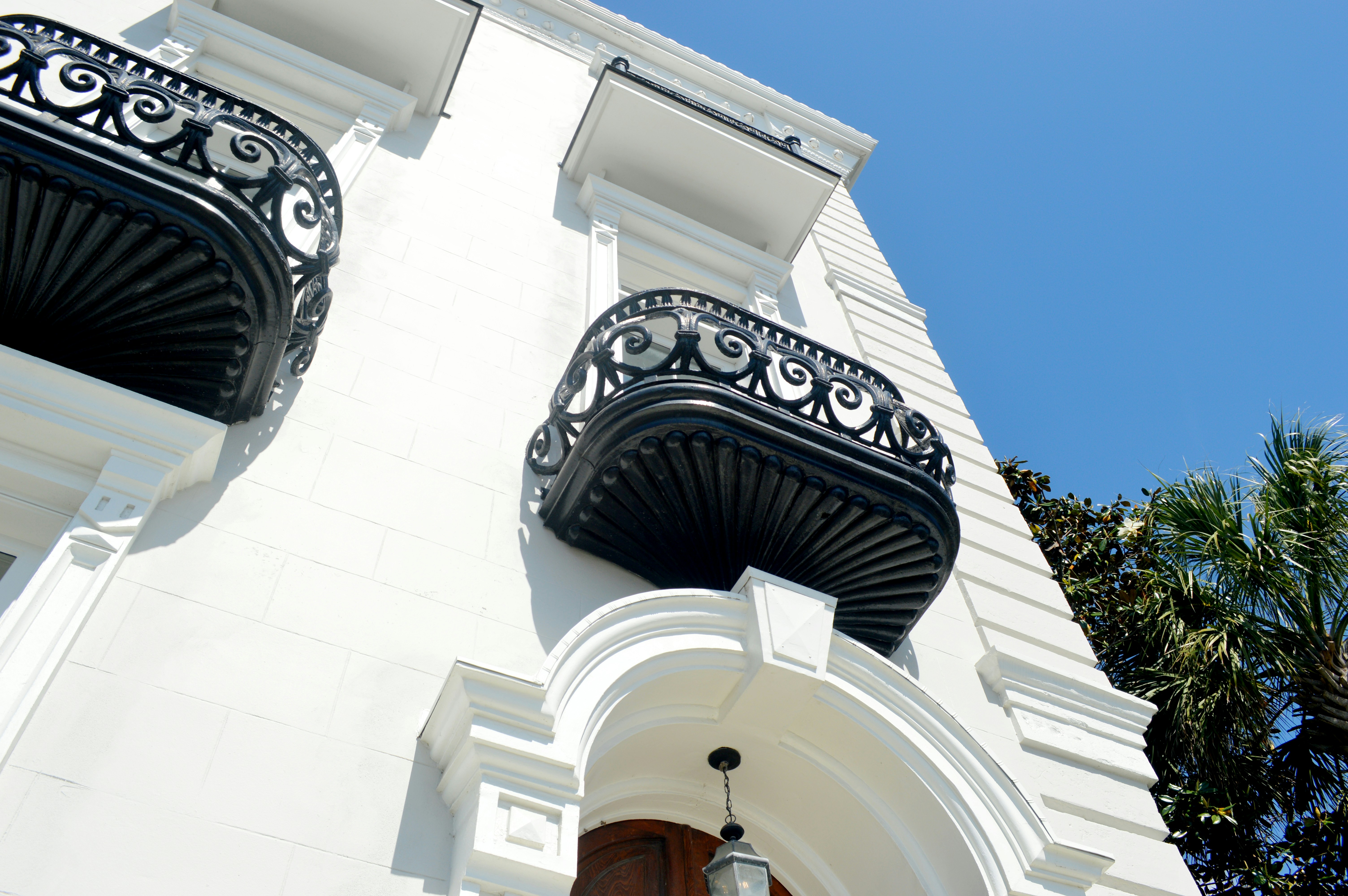 Arquitectural Grace: White Facade and Curved Balconies Against a Clear Blue Sky