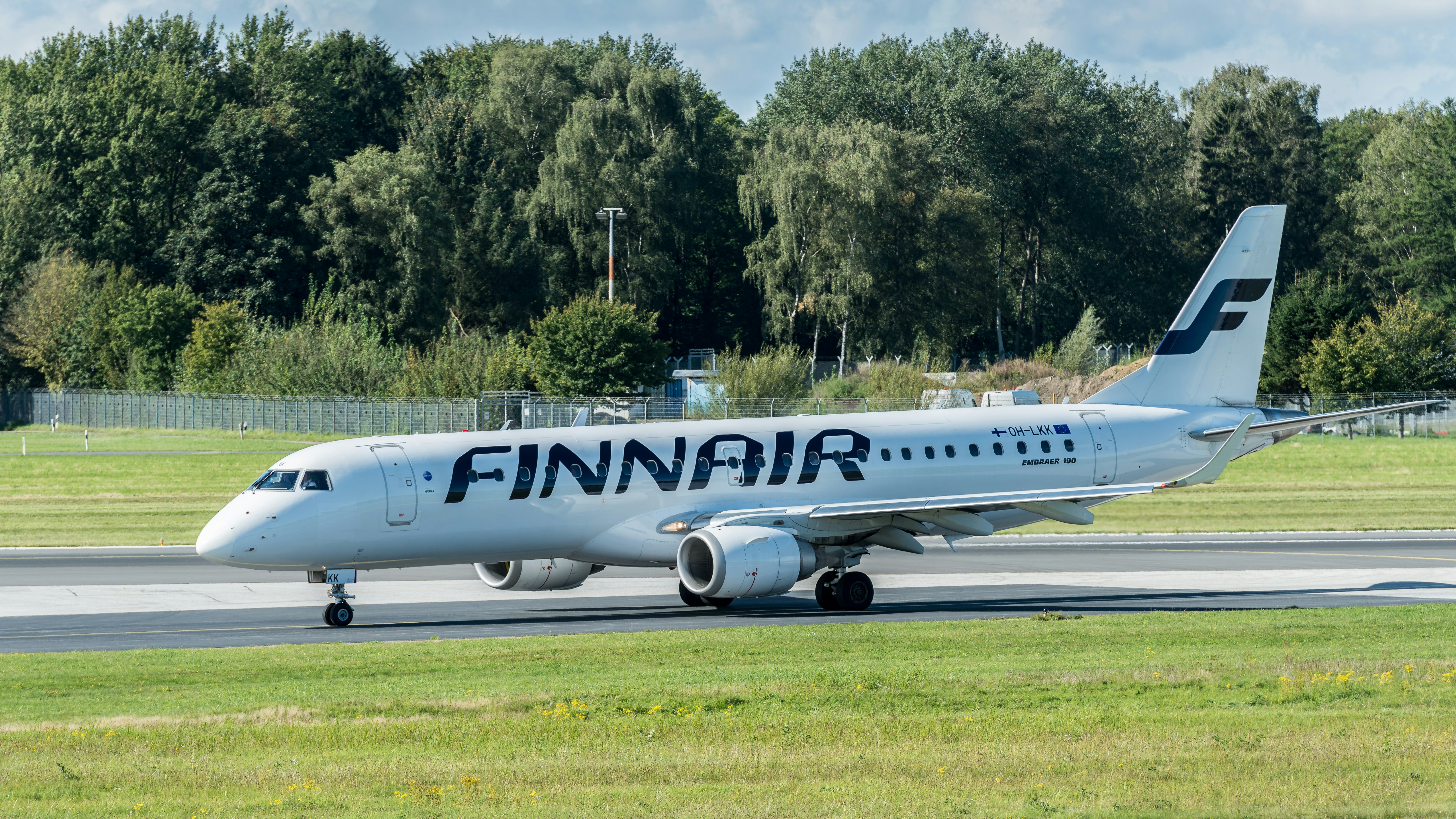 Finnair at the Gate: Crisp Livery, Quiet Banking Rolls