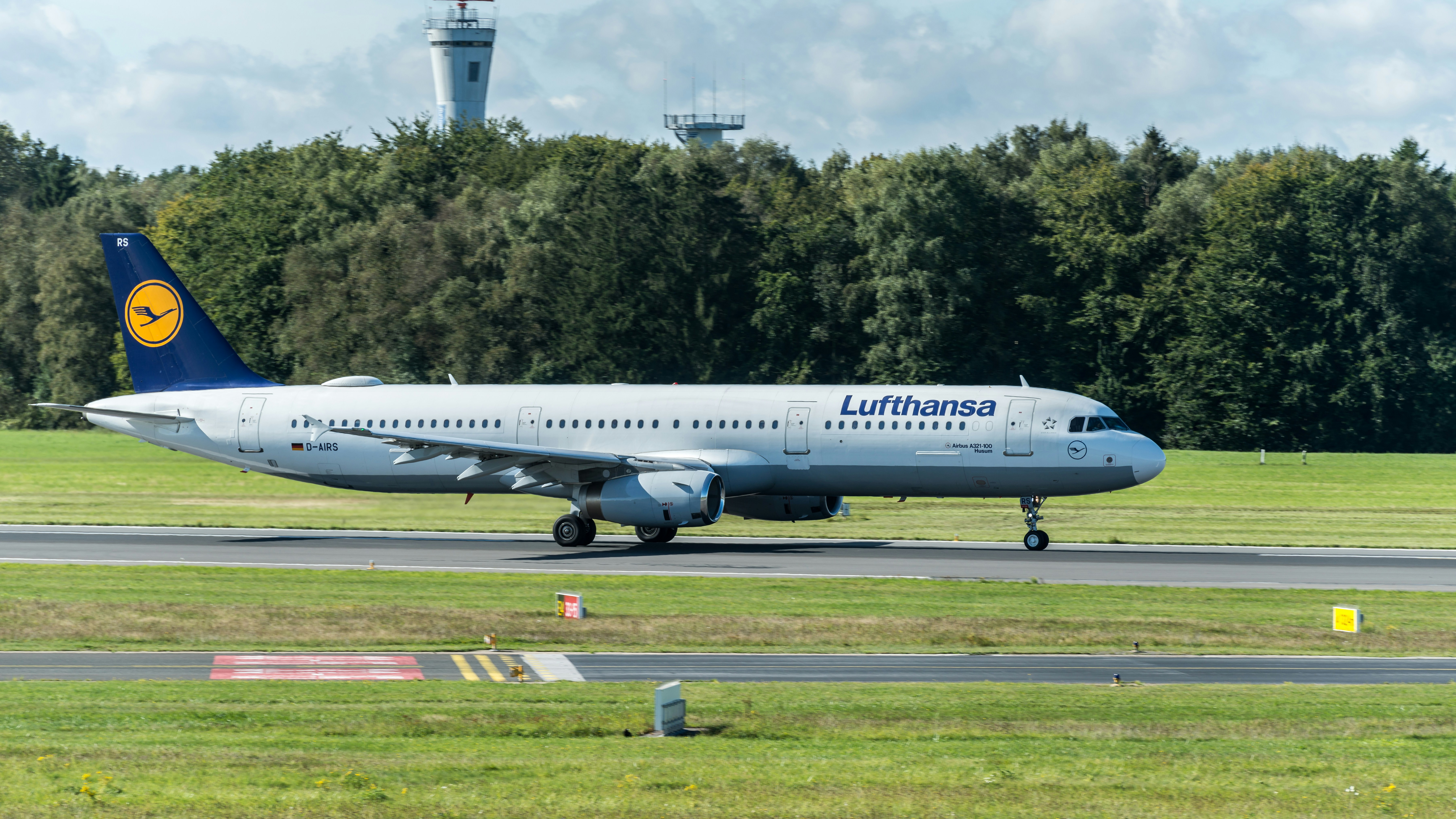 Lufthansa A320 Family in Low-Altitude Transit Across a Green Aerodrome