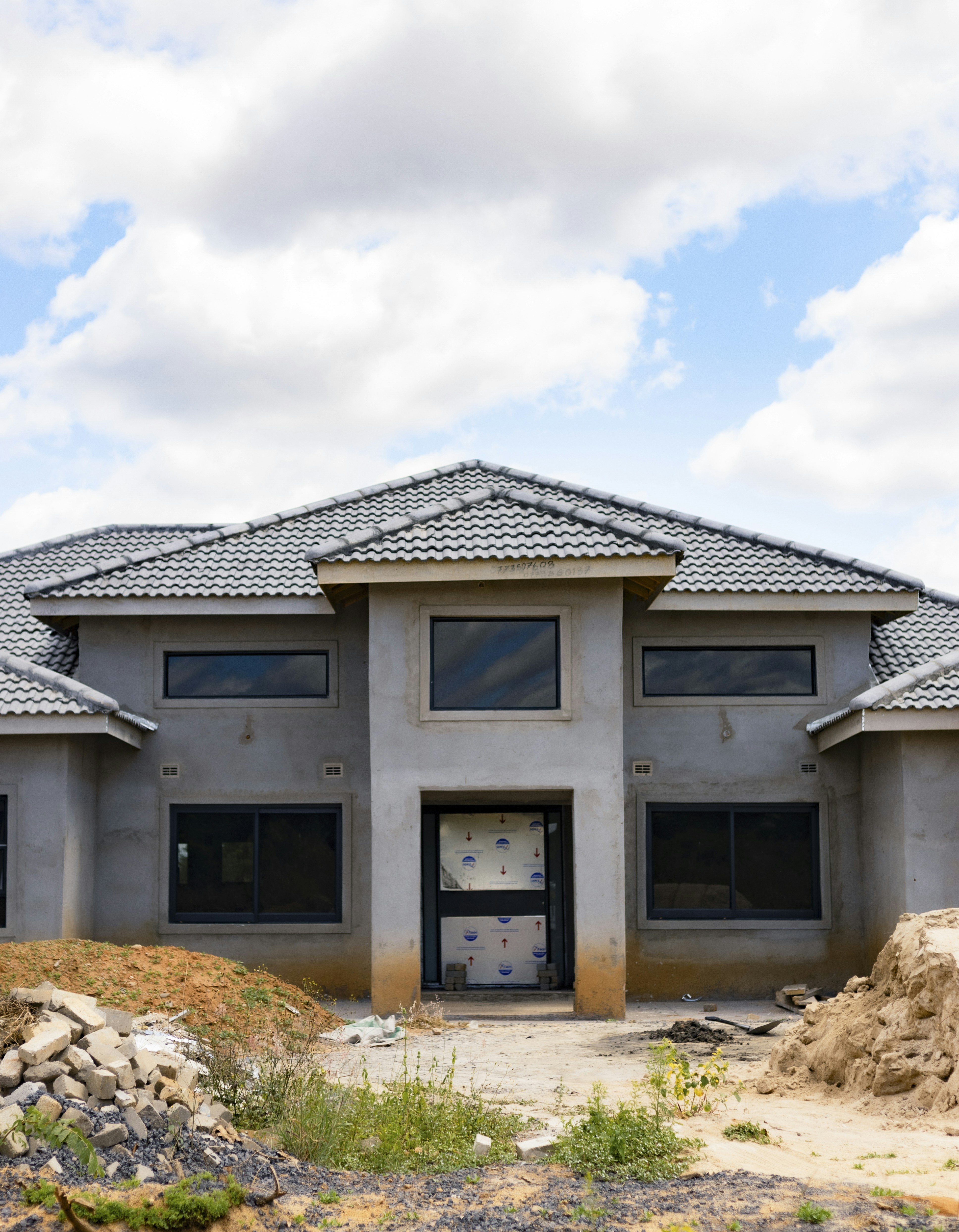 Under Construction: Modern Villa Opens Its Doors to a Dusty Frontier