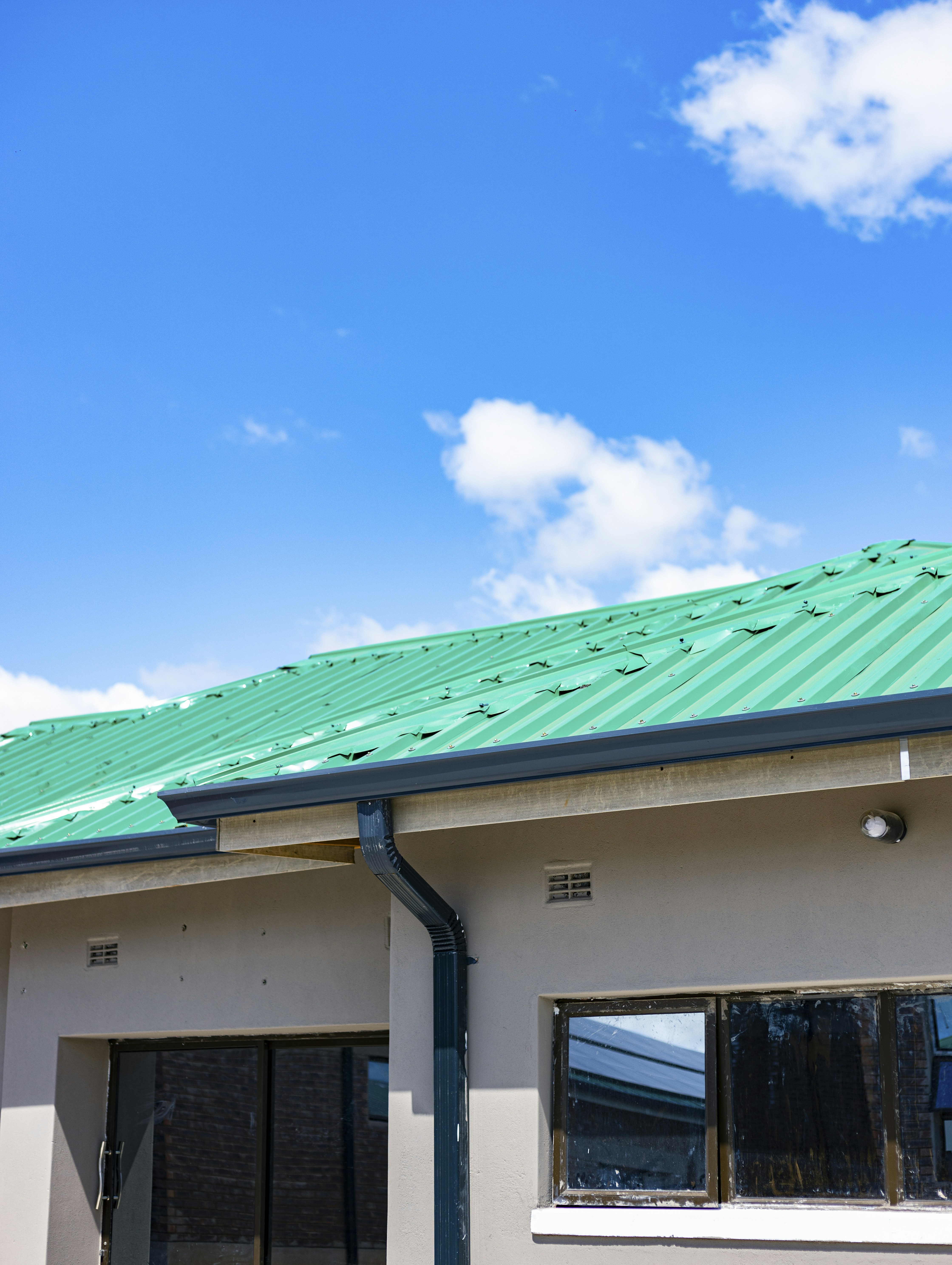 Green Roof, Concrete Facade: A Modern Exterior Under a Bright Sky