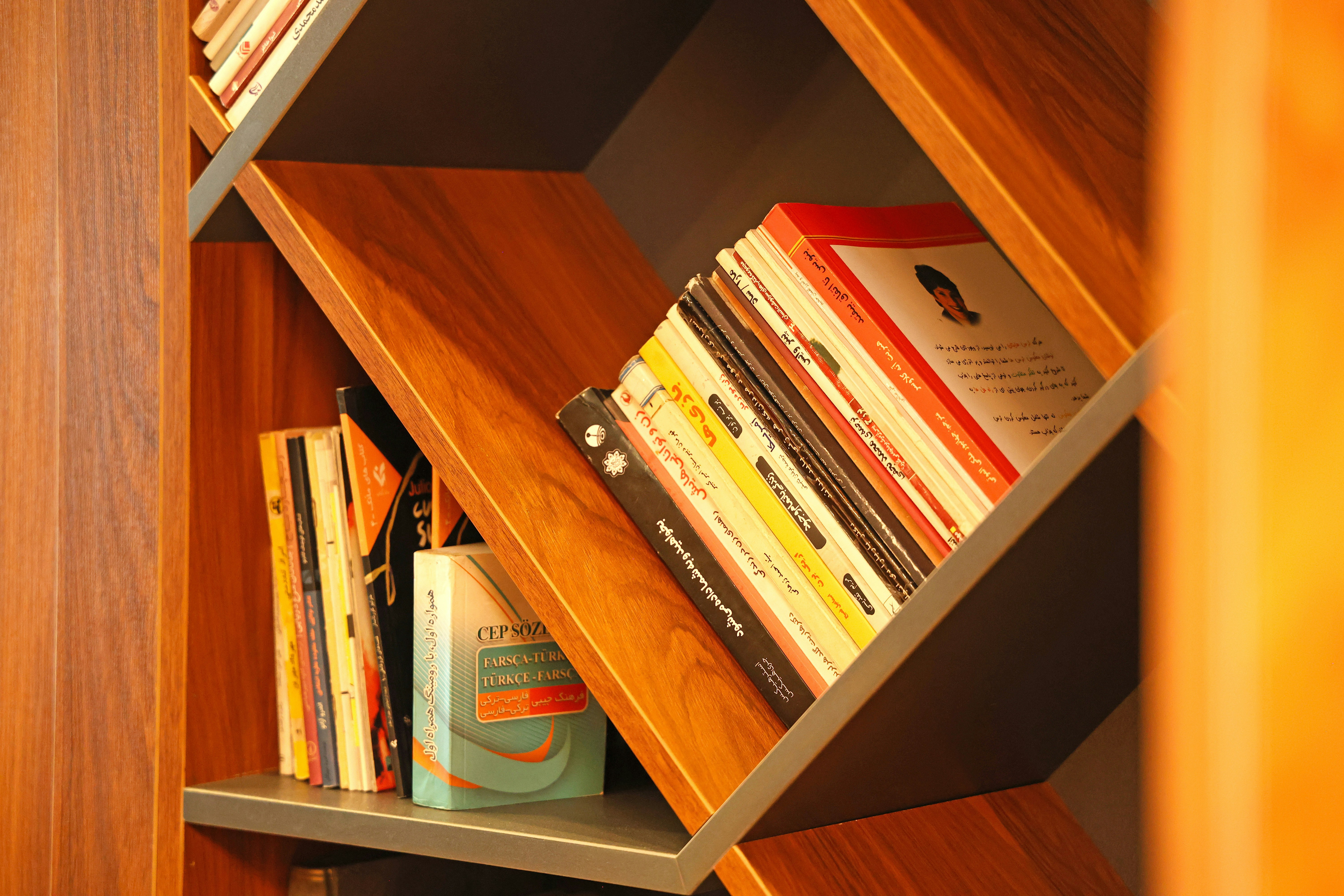 Geometric Lattice of Knowledge: A Diagonal Bookshelf
