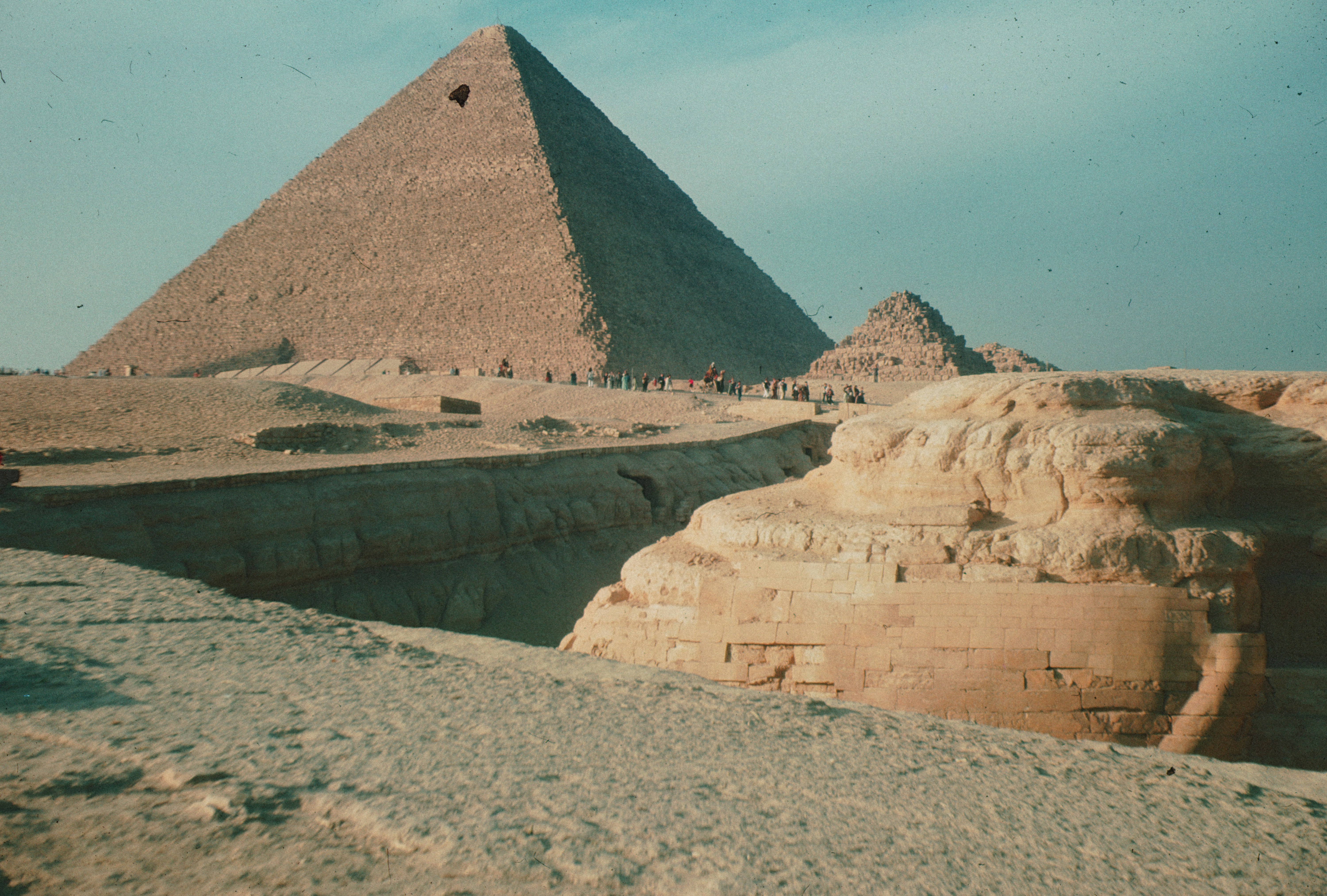 The Sentinel of Giza: A Quiet Frame Over the Great Pyramid