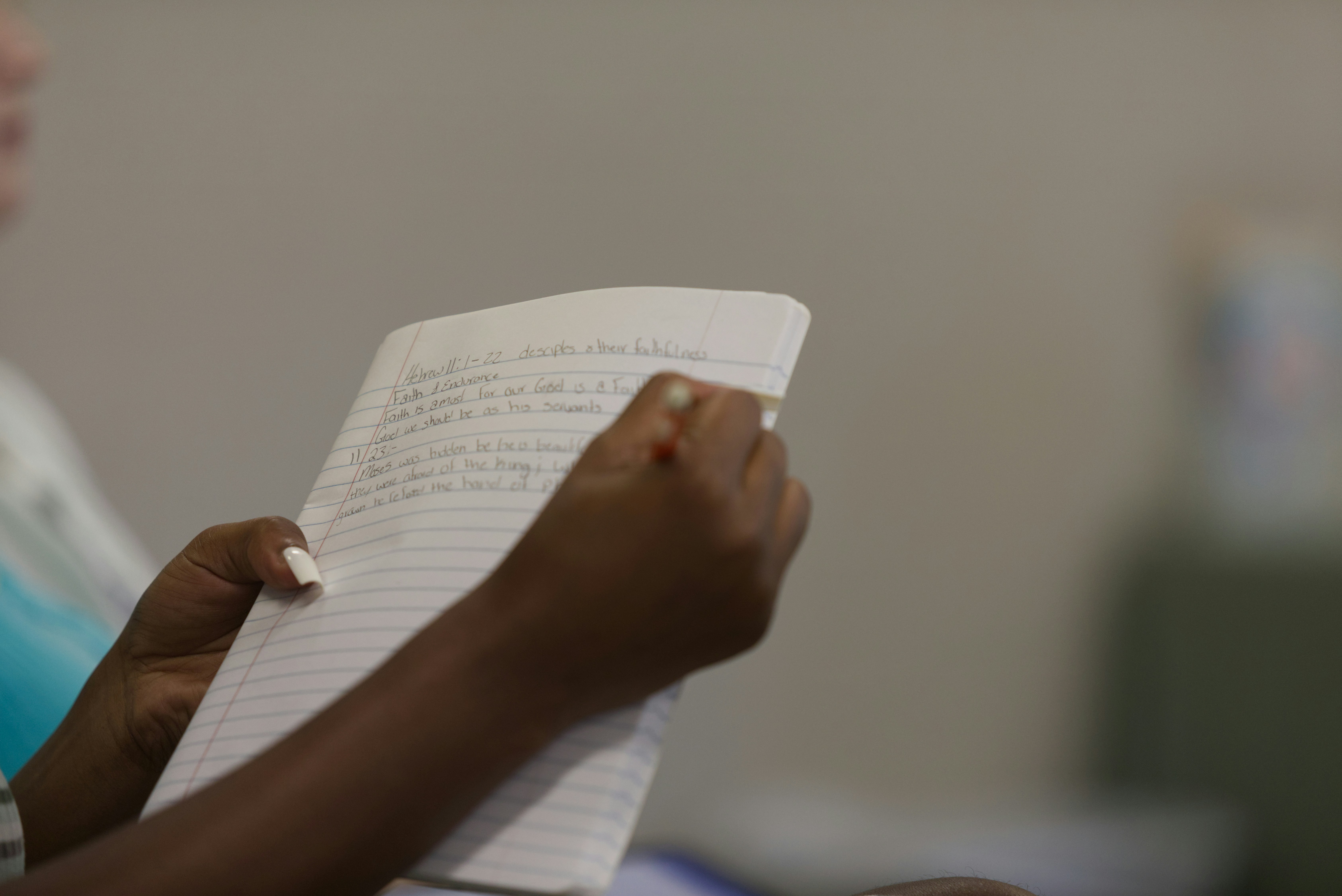 Notes in Motion: A Handwritten Page Framed by a Focused Grip