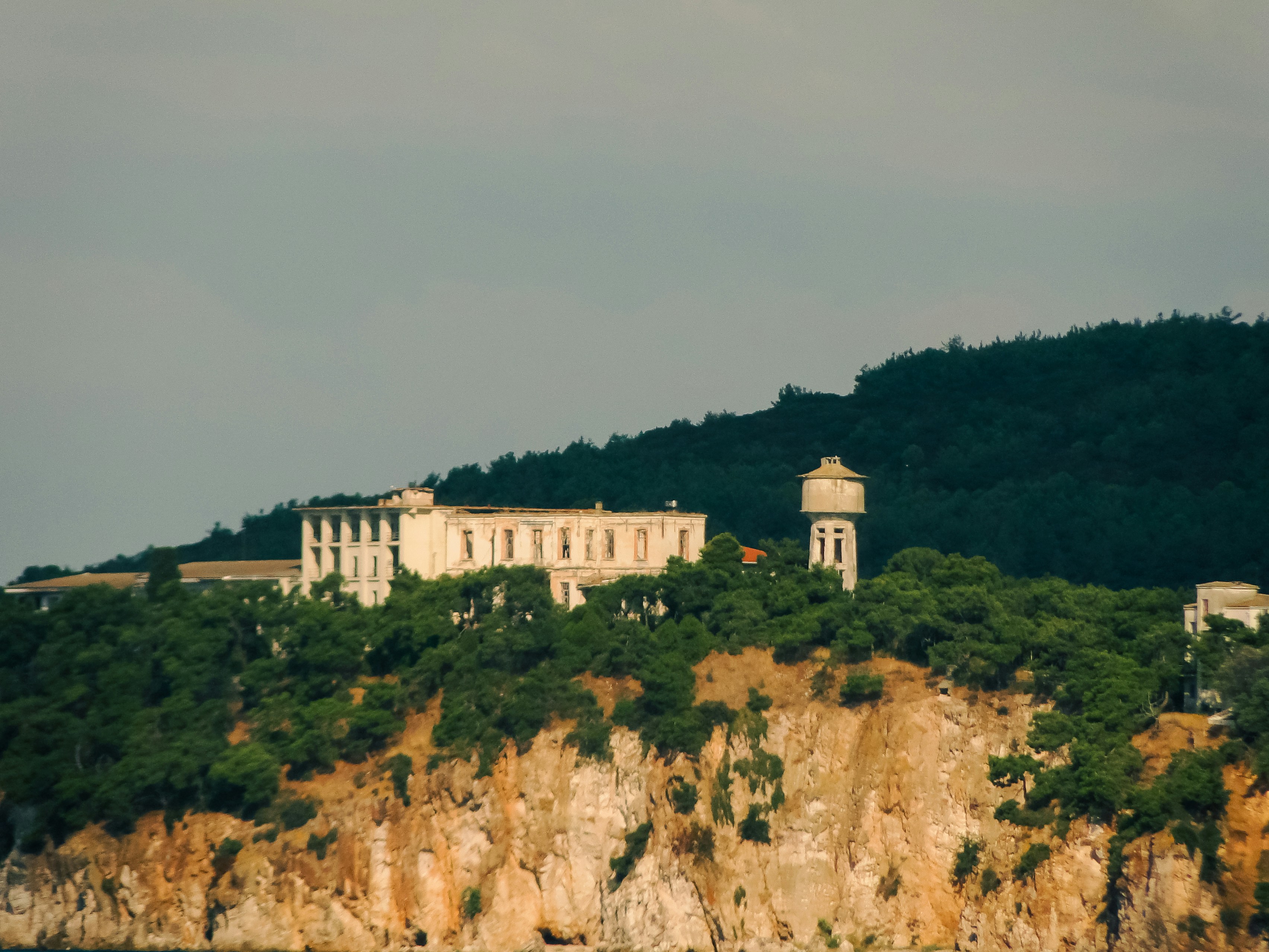 Clifftop Sanctuary: A Mediterranean Estate Crowned by Trees