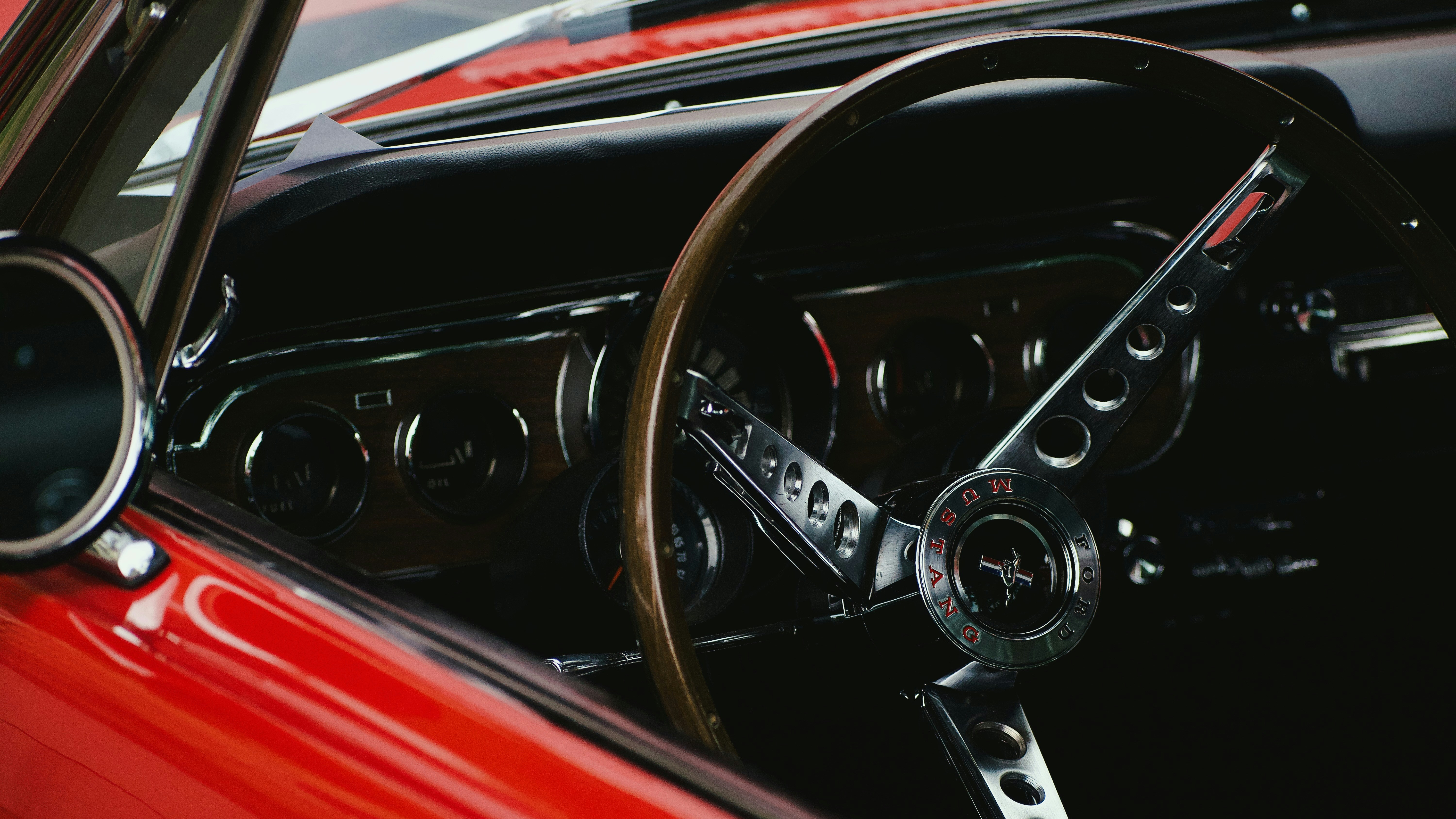 Vintage Mustang Craft: Chrome and Wood at the Heart of a Classic Interior