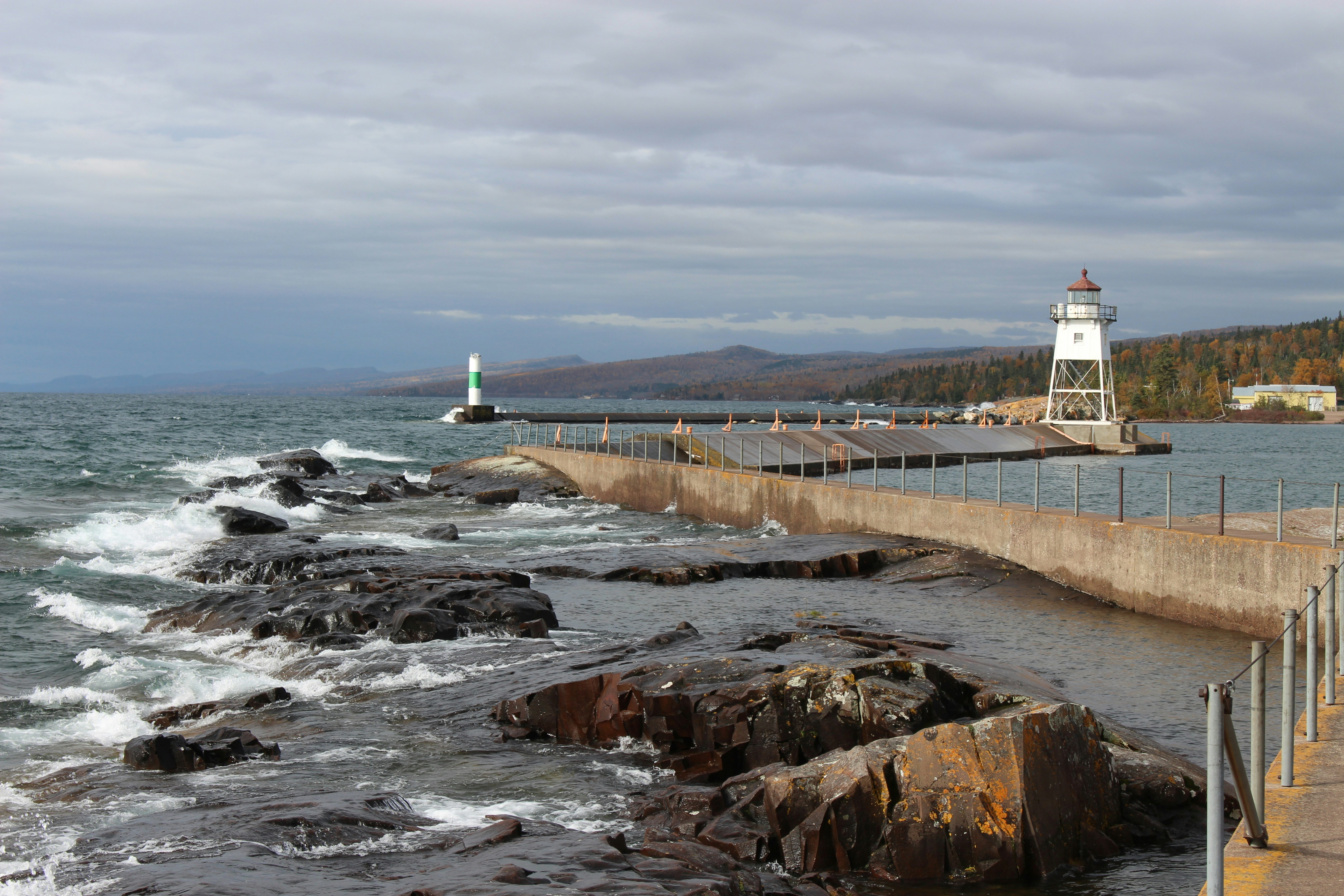 Lighthouse Promenade: A Coastal Walk Between Rock and Light