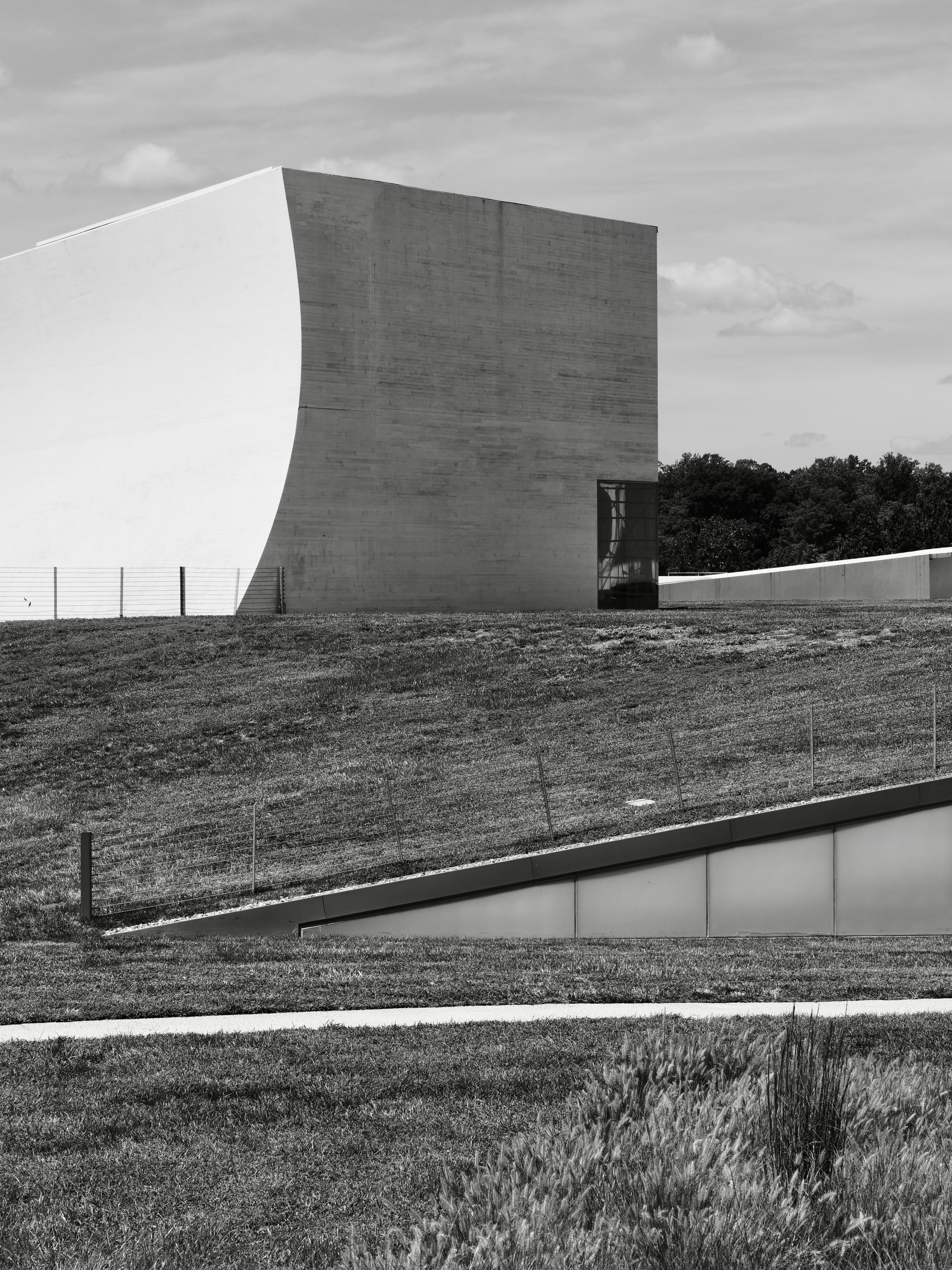 Monolithic Curve: Architectural Form on a Gentle Slope