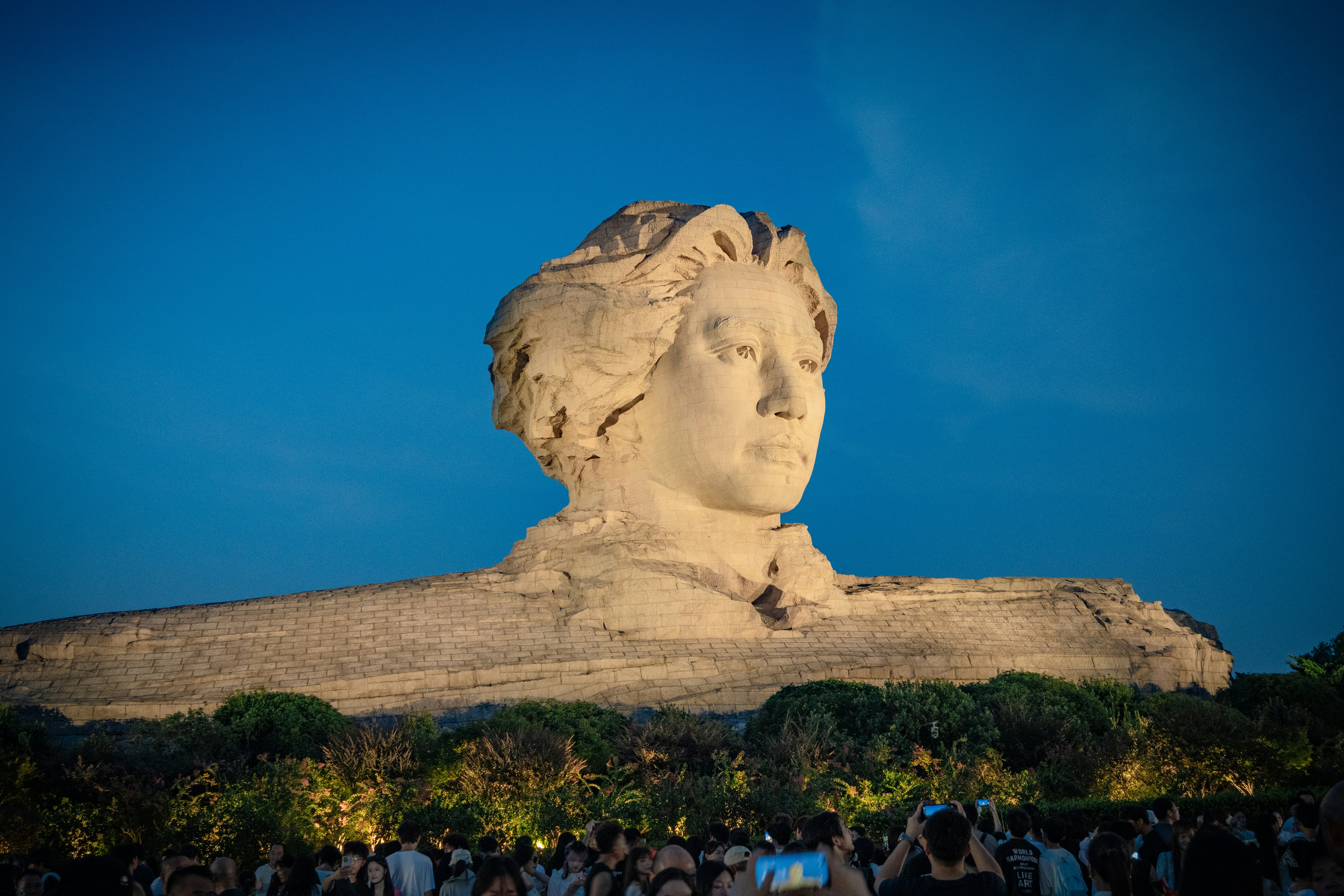 Stone Head Under a Blue Sky: The Yin and Yang of Silence and Crowd