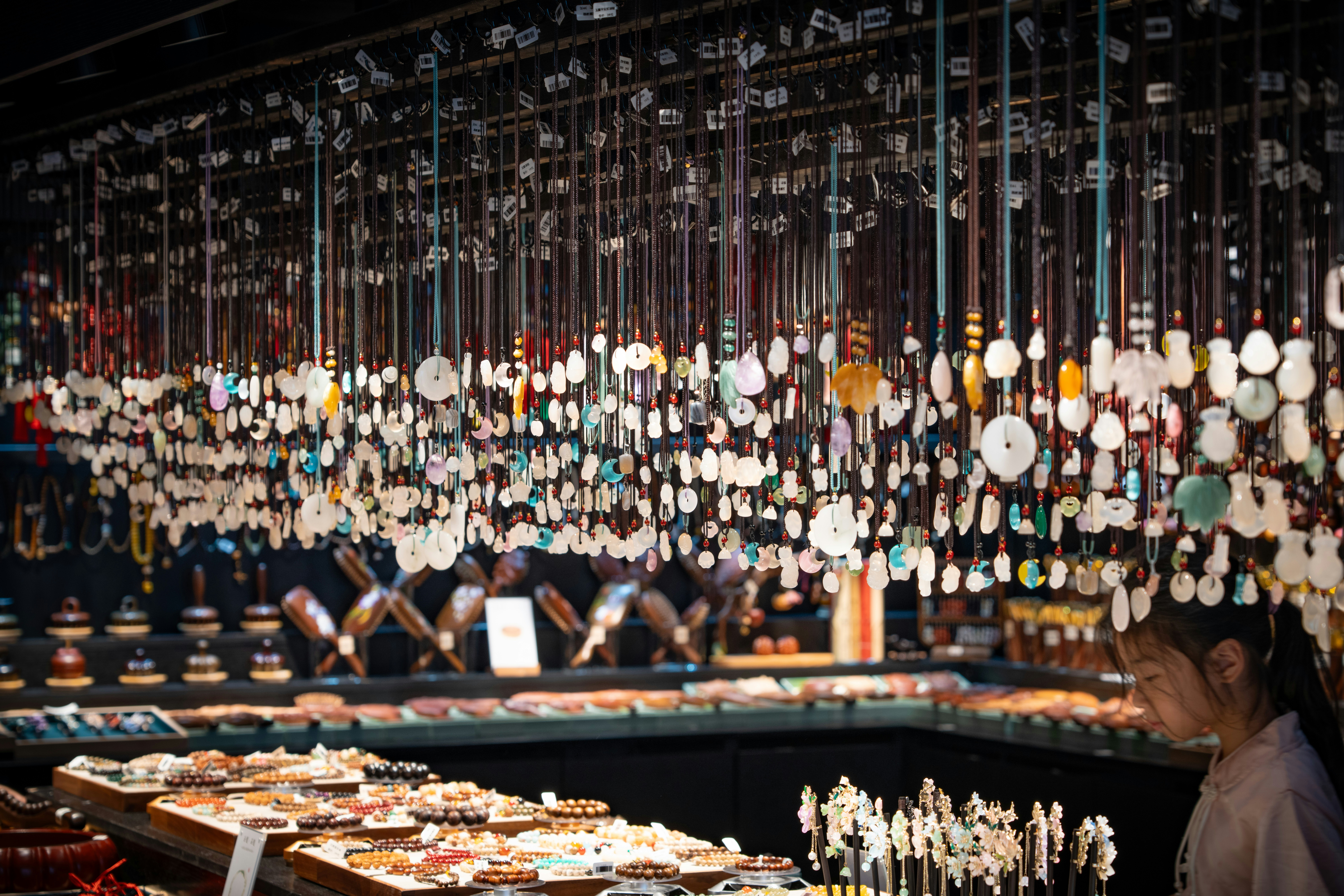 Pendant Rain: A Jewelry Market Under Dazzling Orbs