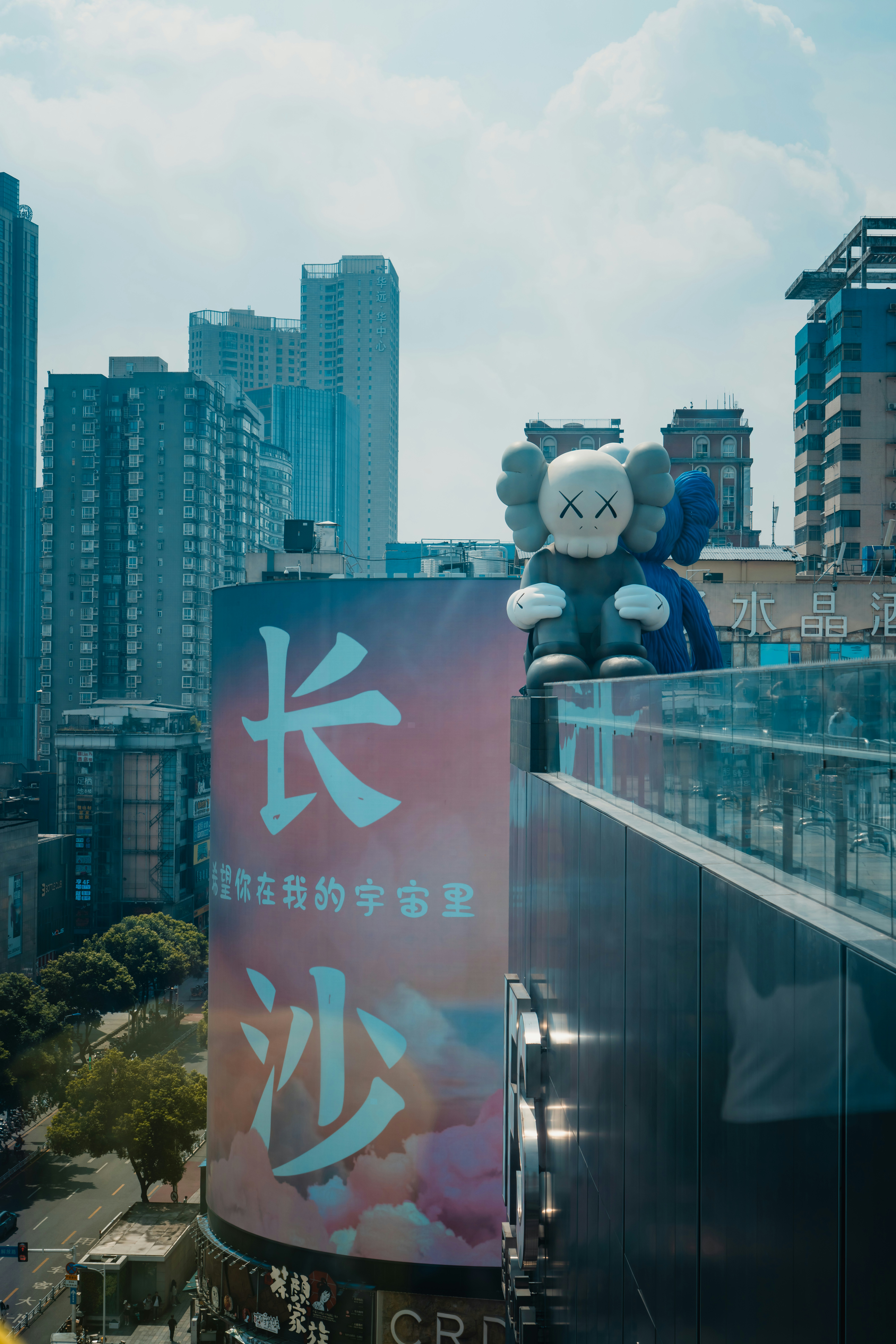 Urban Neon: The Kawaii Sentinel Overlooking the City