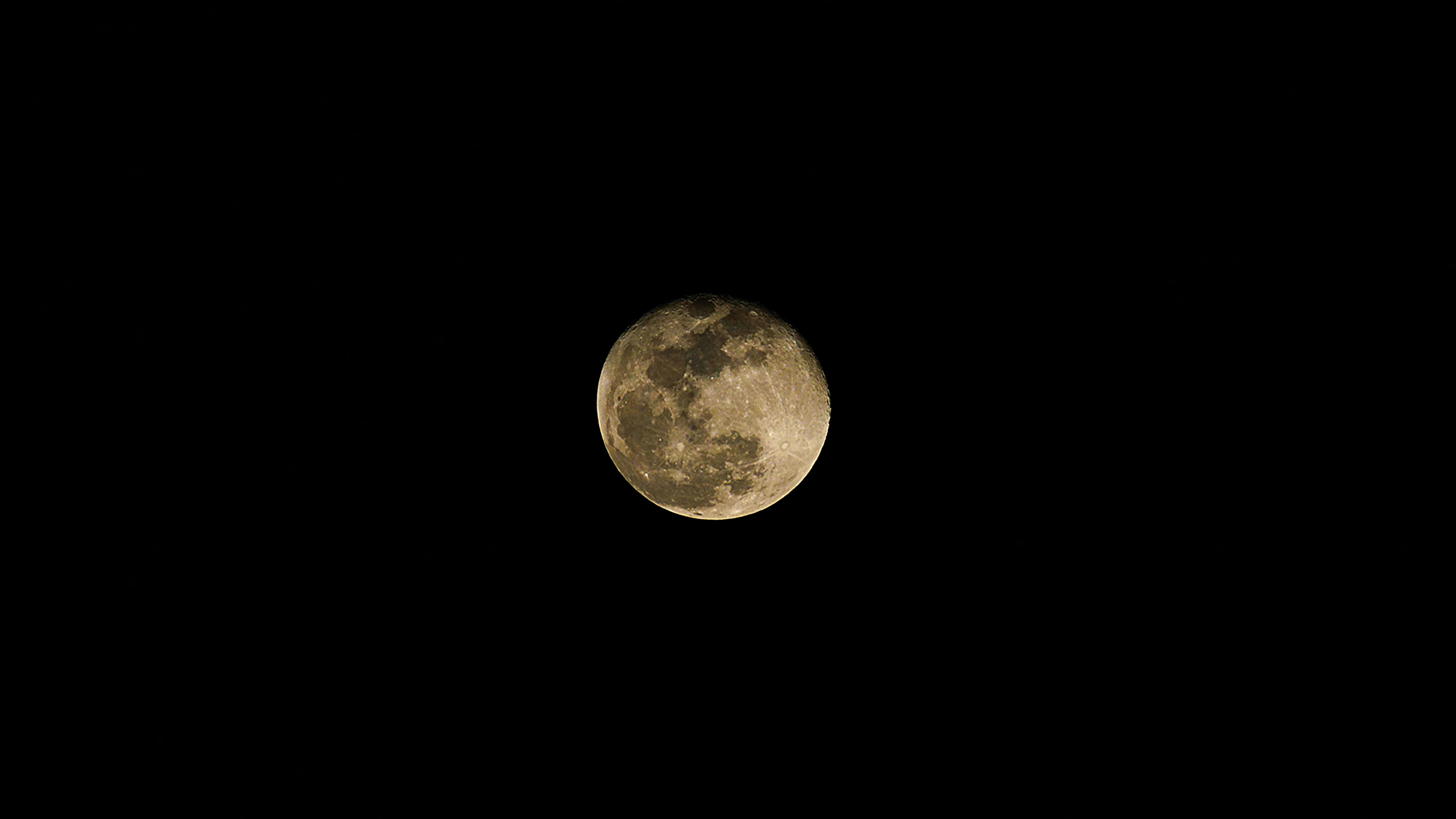 Moonlit Crescent: A Quiet Lunar Snapshot in Darkness