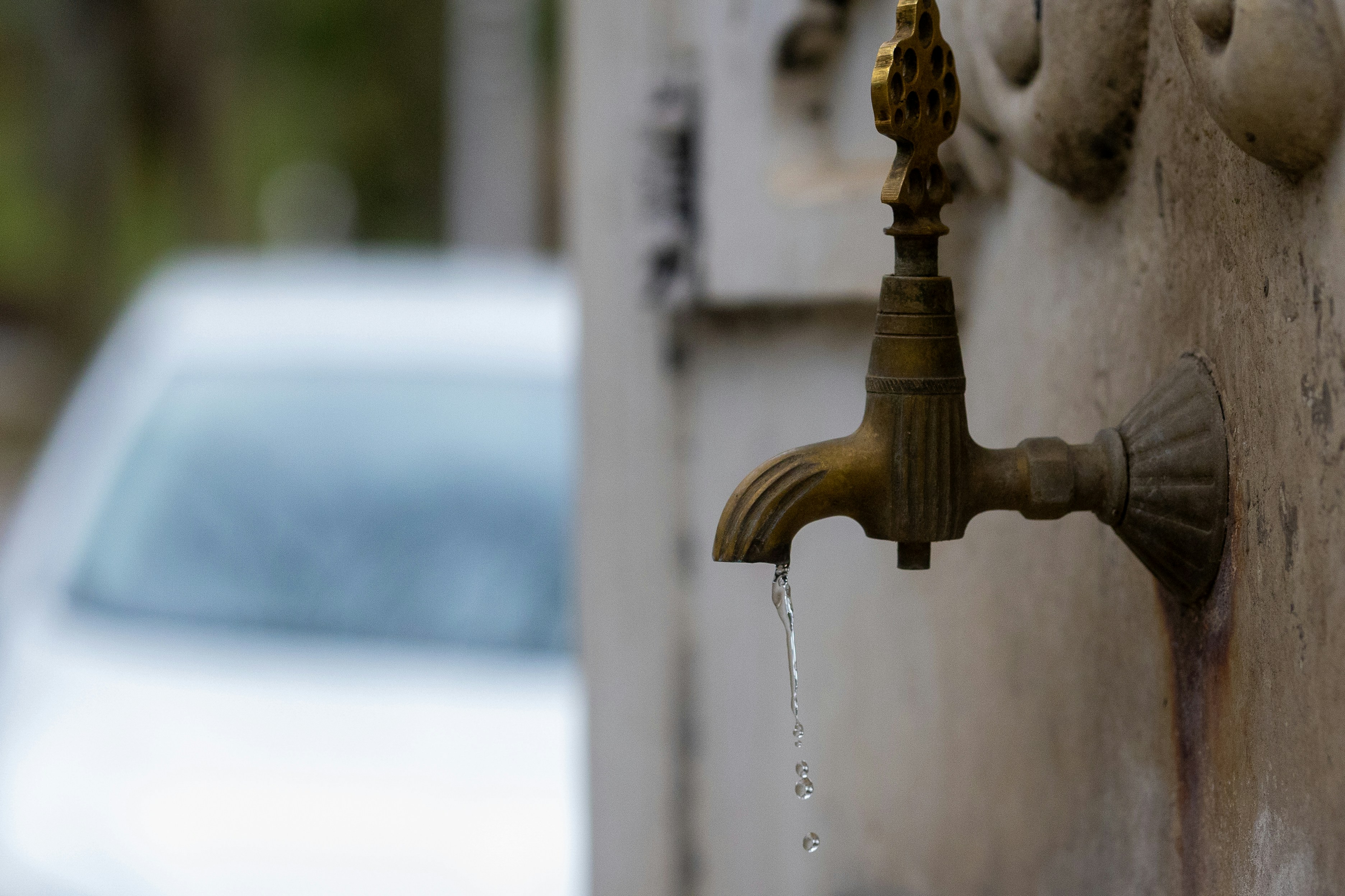Dry Tap Wears the Quiet Weight of a Forgotten Courtyard