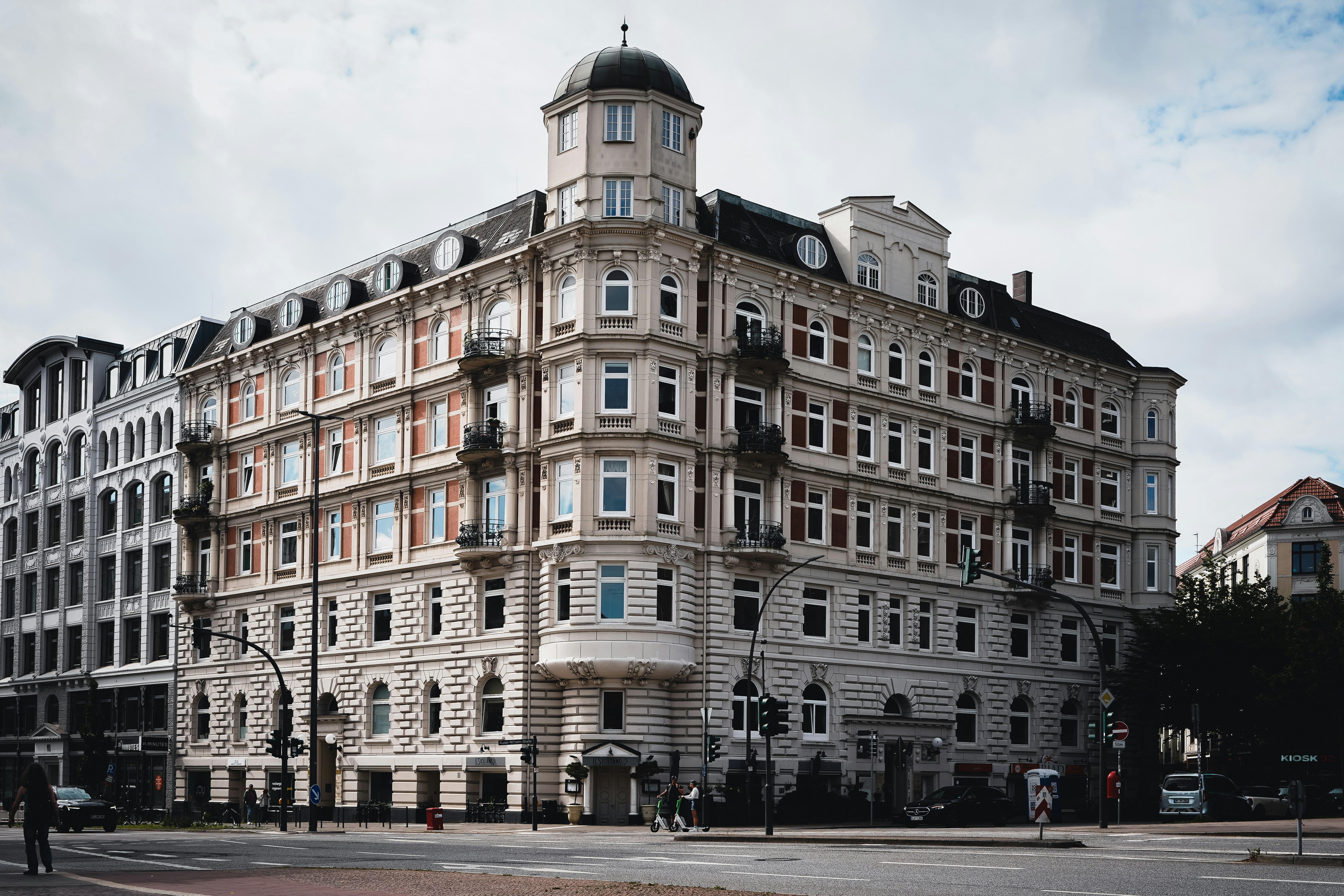 Cornered Majesty: The Corner Escape of a Historic Facade