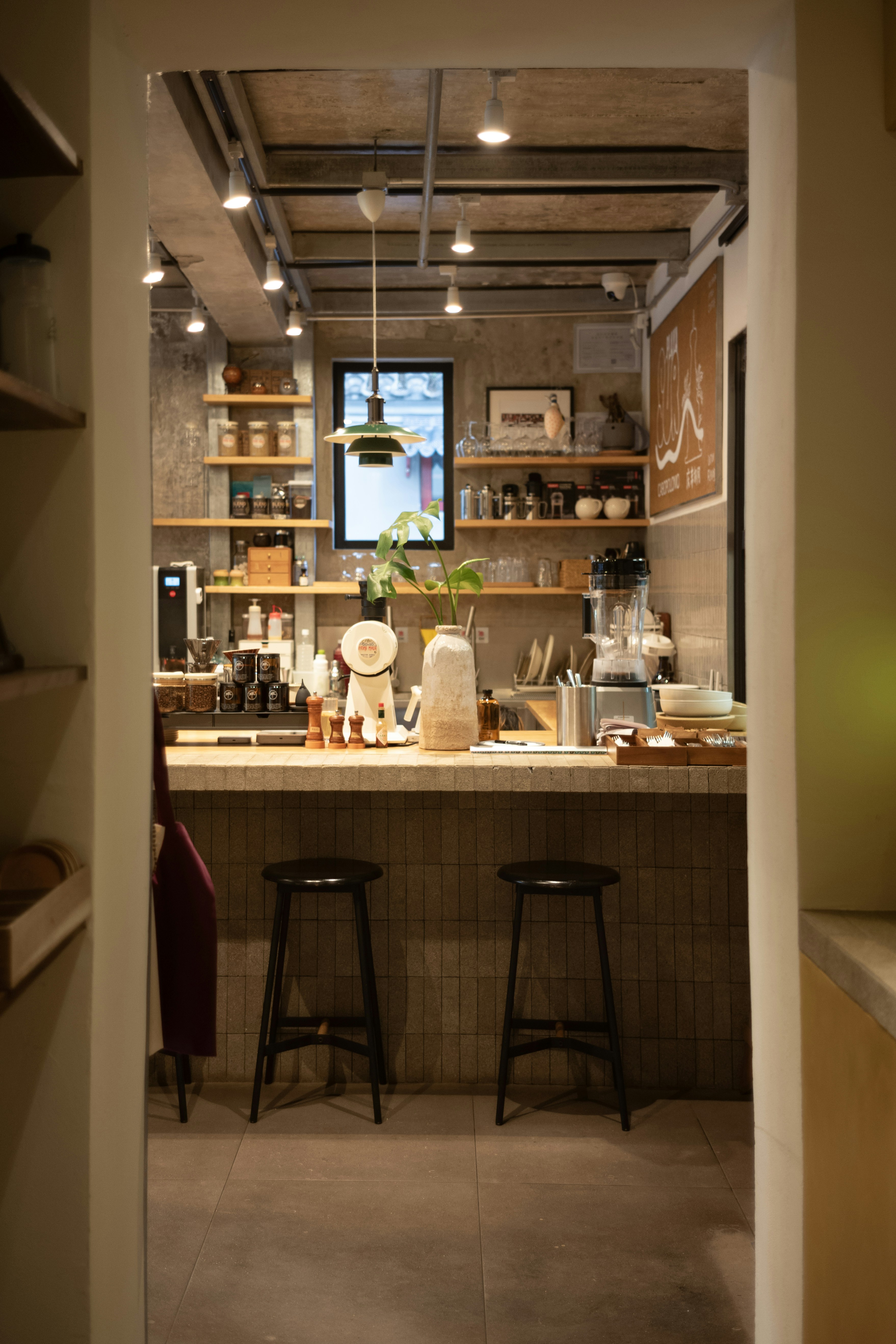 Mid-Century Warmth at the Quiet Café Bar