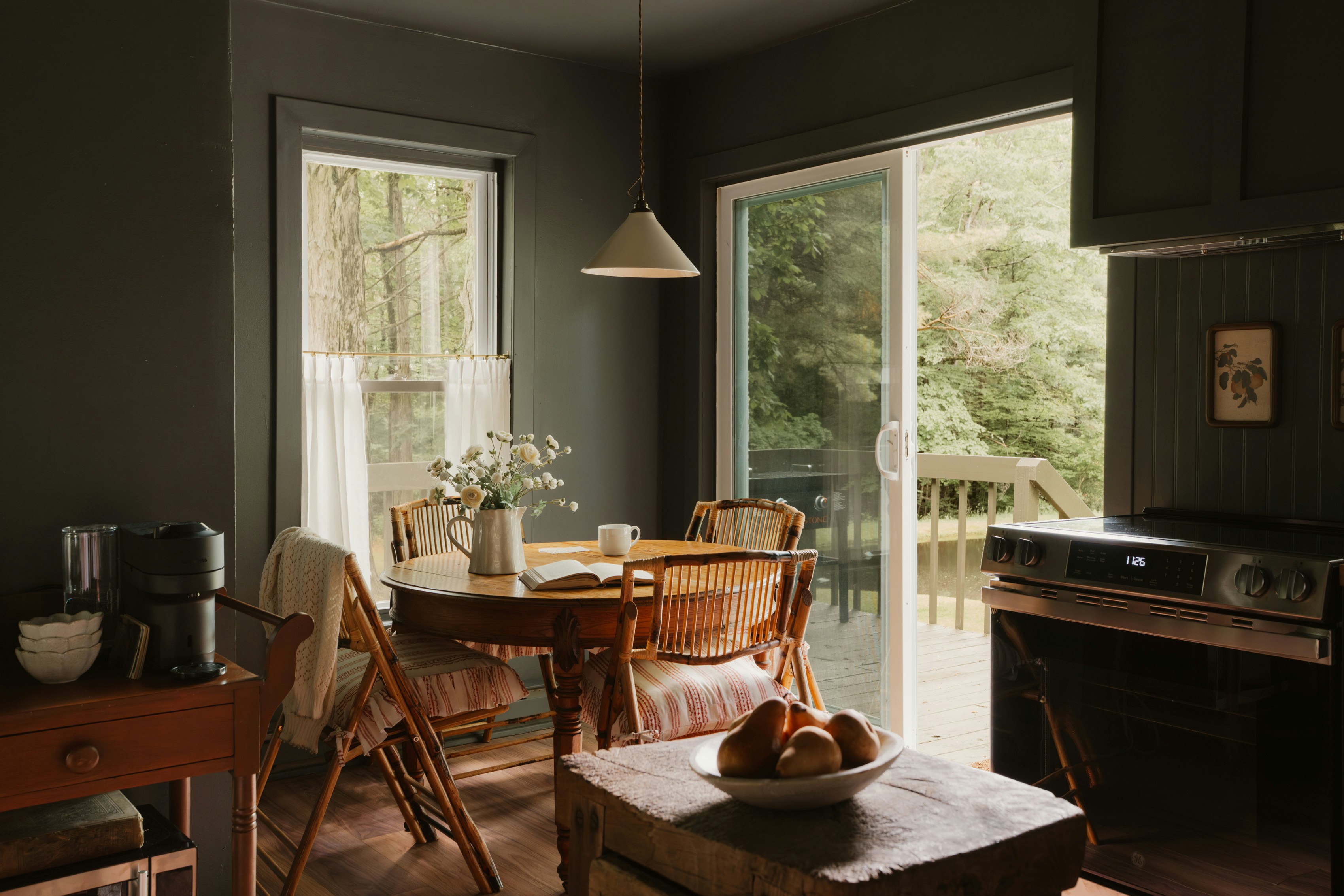 Sunlit Kitchen Joinery: A Cozy Dining Nook by the Deck