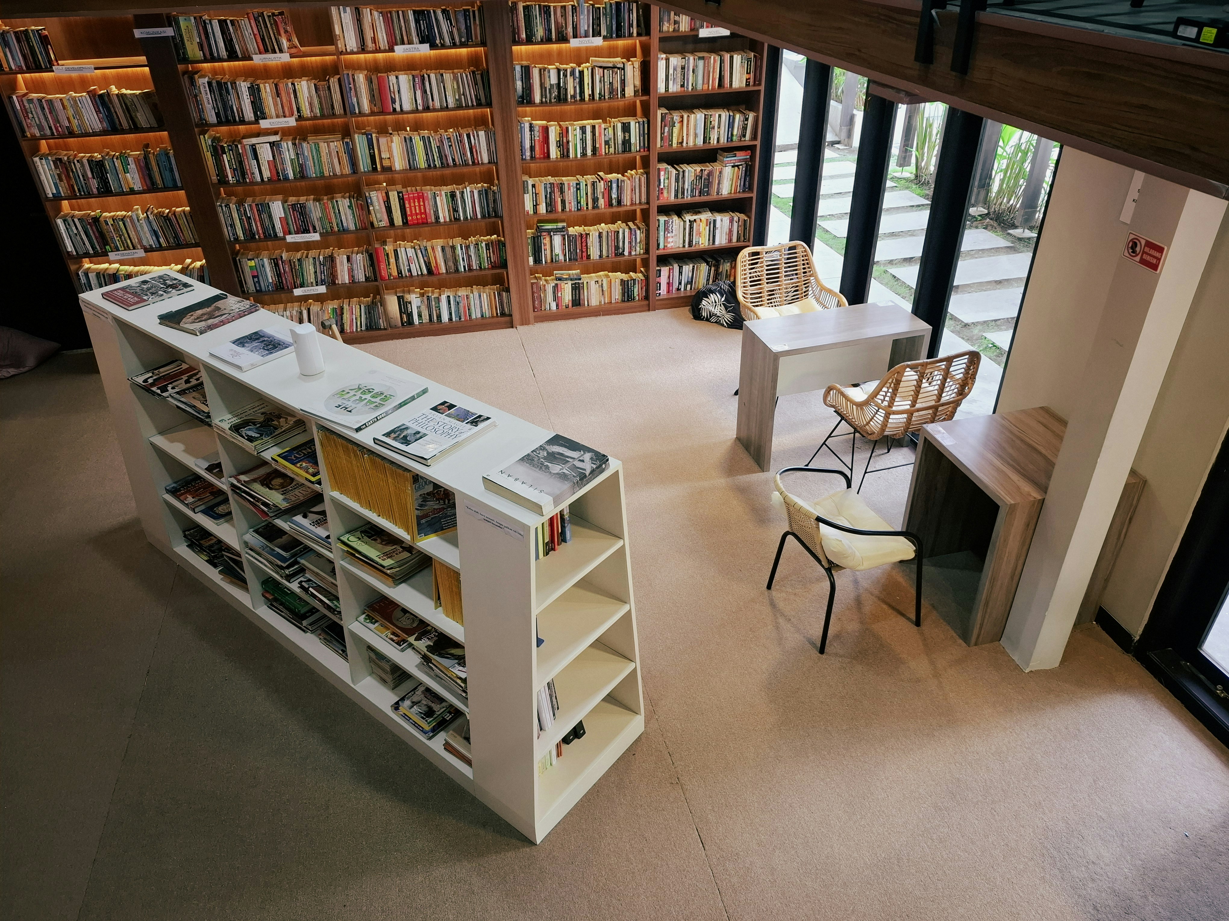 Quiet Library Loft: Books, Light, and Cozy Work Nooks