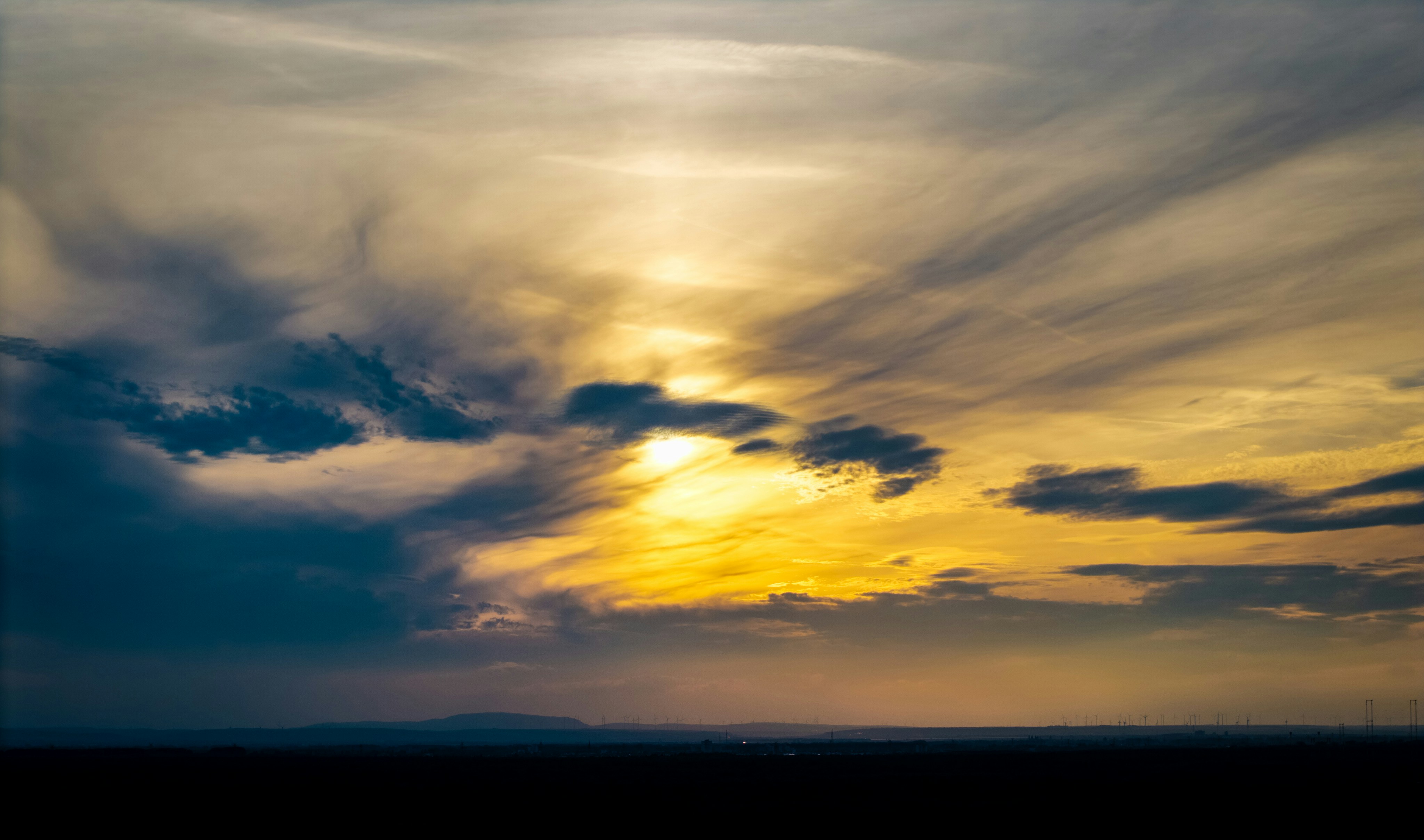Sunset Convergence Over a Quiet Horizon